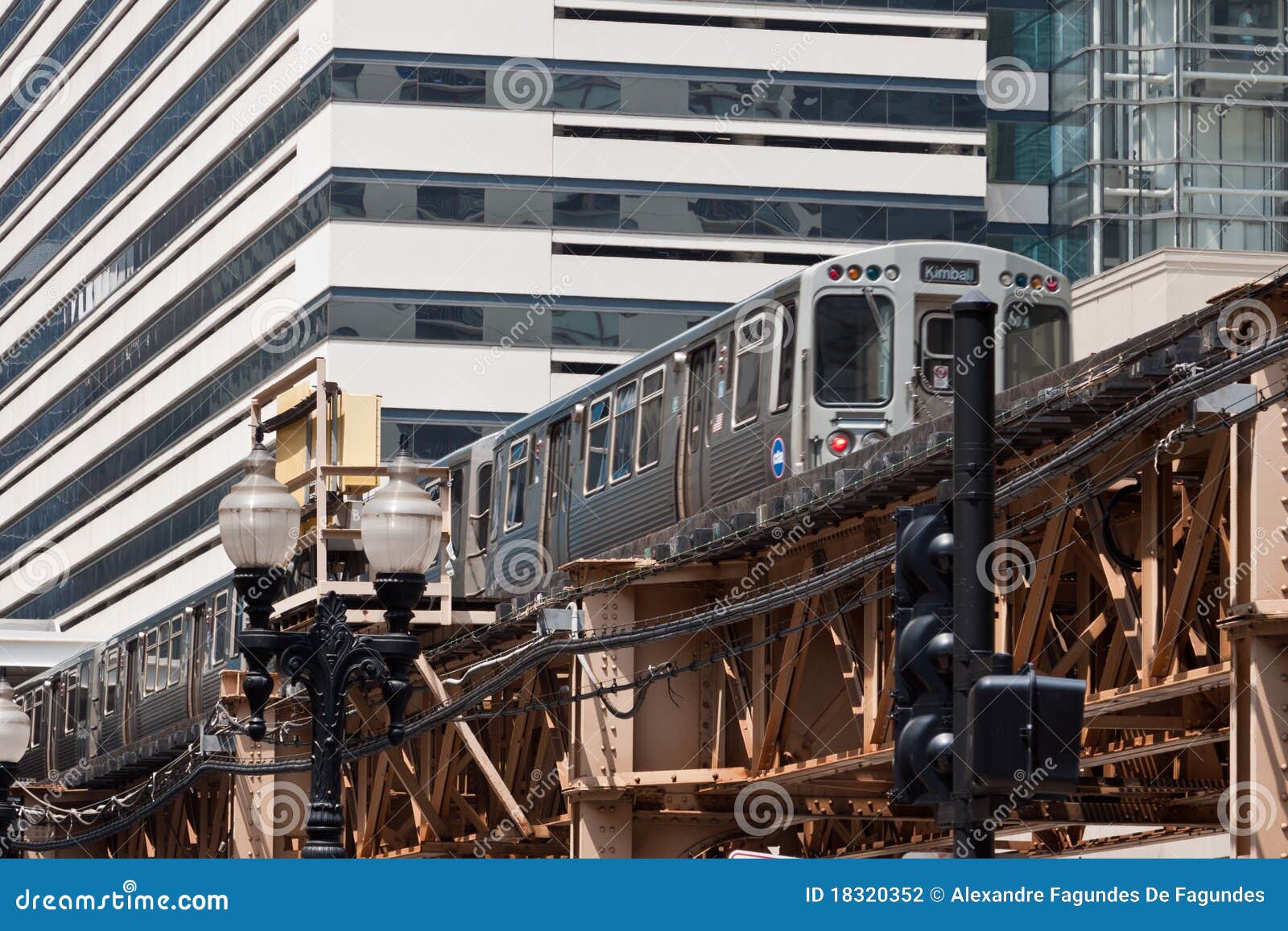 The El in Chicago editorial photography. Image of downtown - 18320352