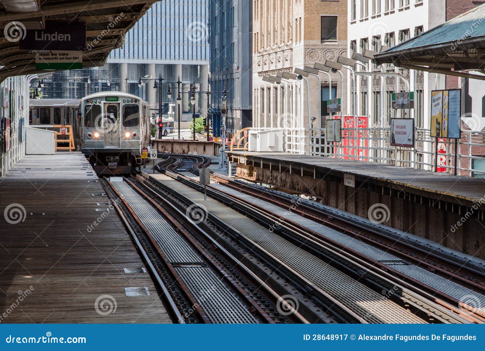 The El in Chicago editorial photography. Image of illinois - 28648917