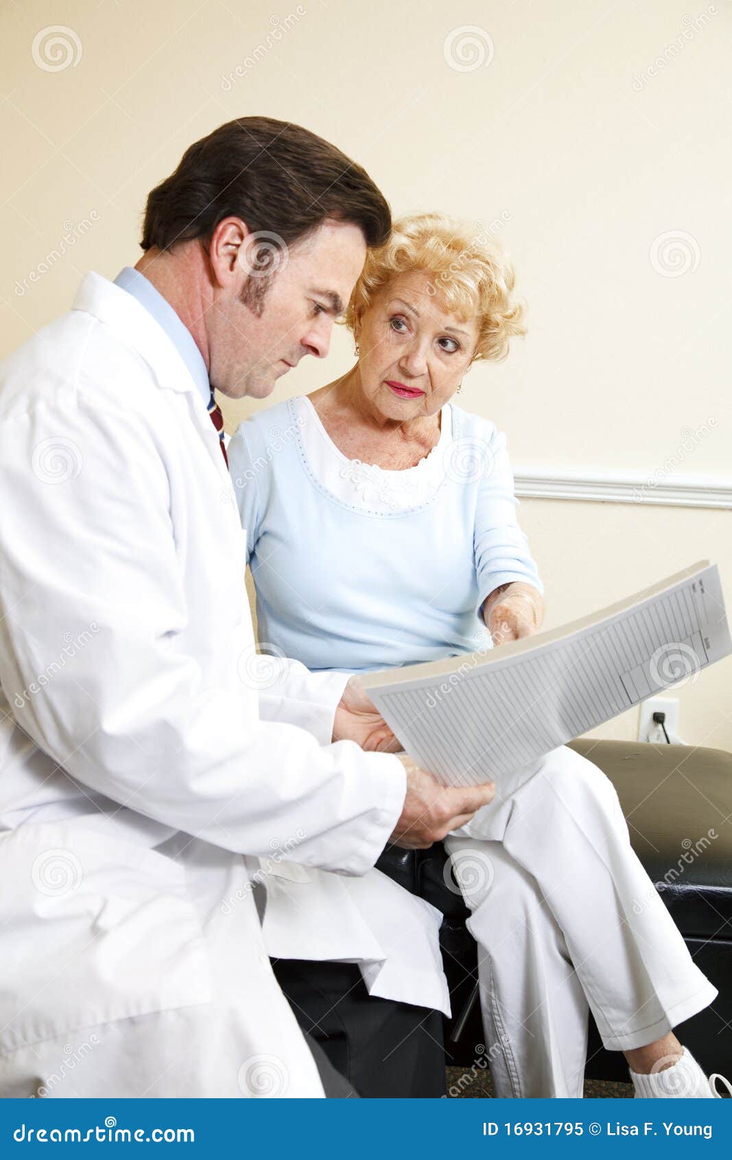 El Chiropractor Repasa Historial Médico Imagen de archivo - Imagen de ...