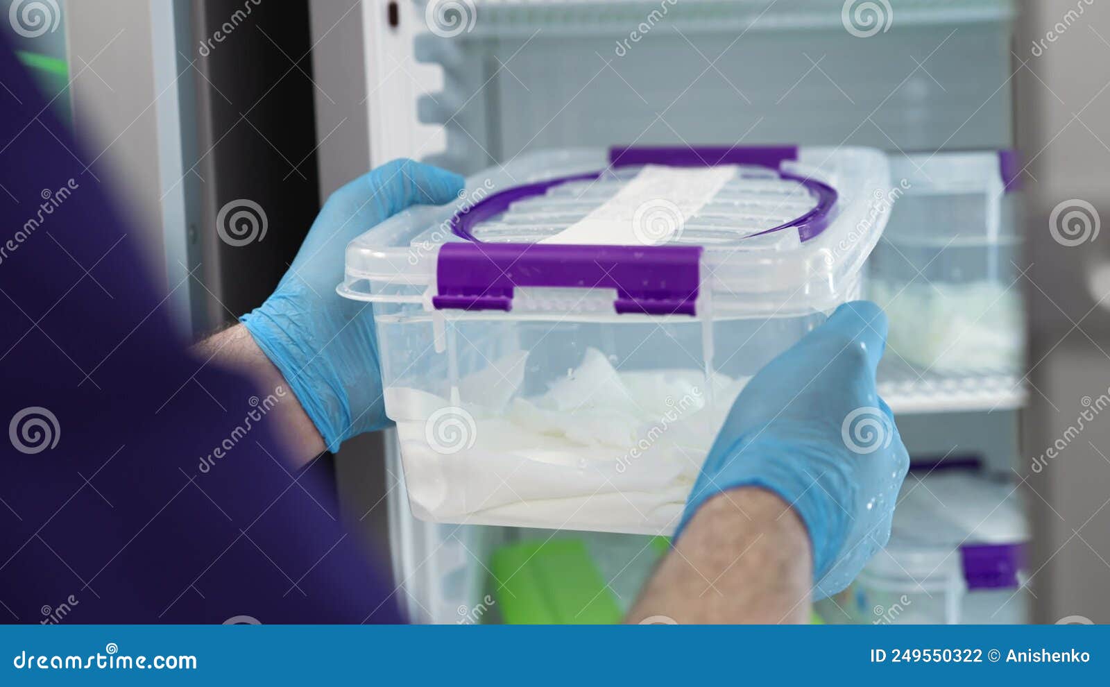 El Científico Saca Muestras De Materiales Para Experimentos De La ...