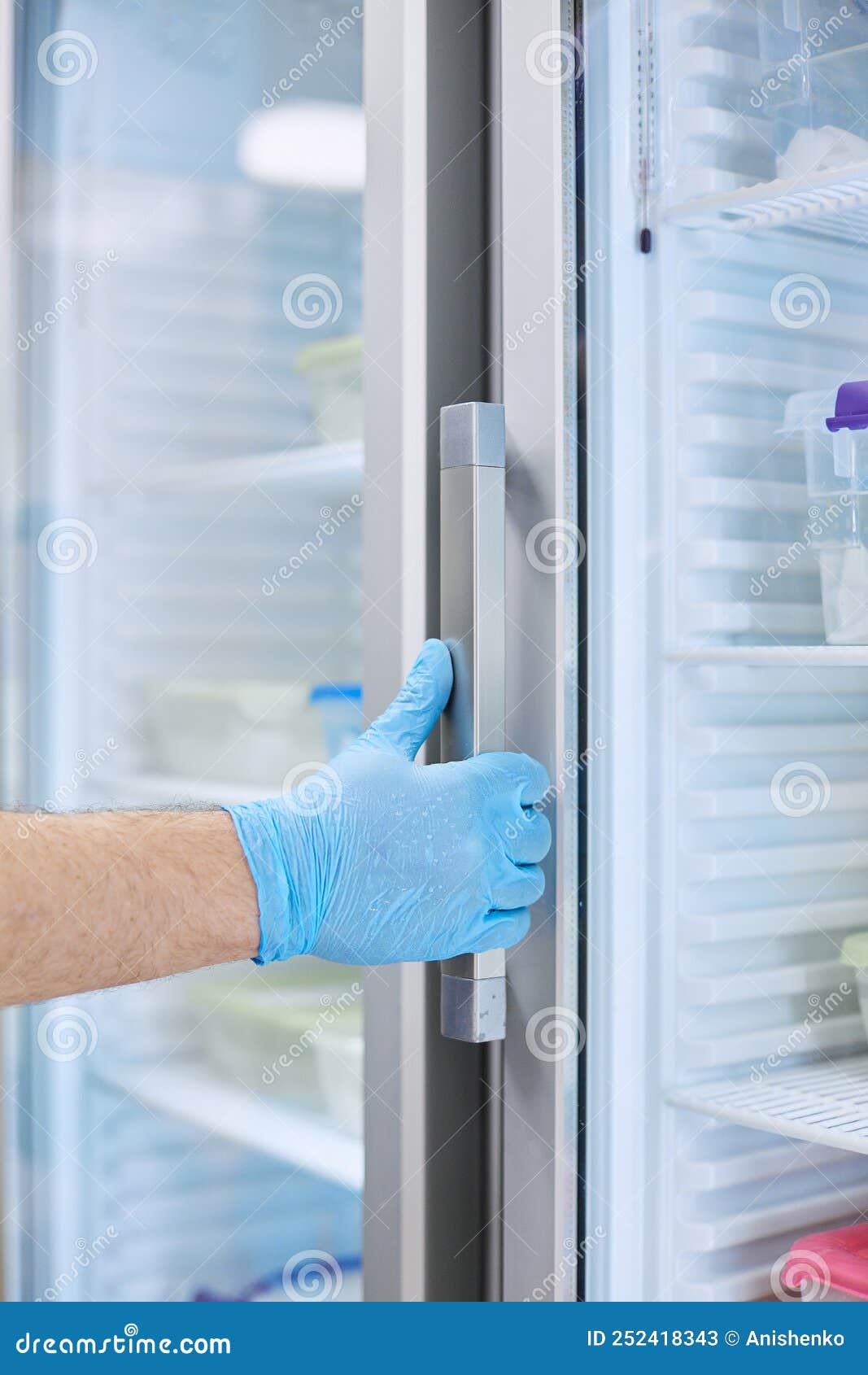 El Científico Saca Muestras De Materiales Para Experimentos De La ...