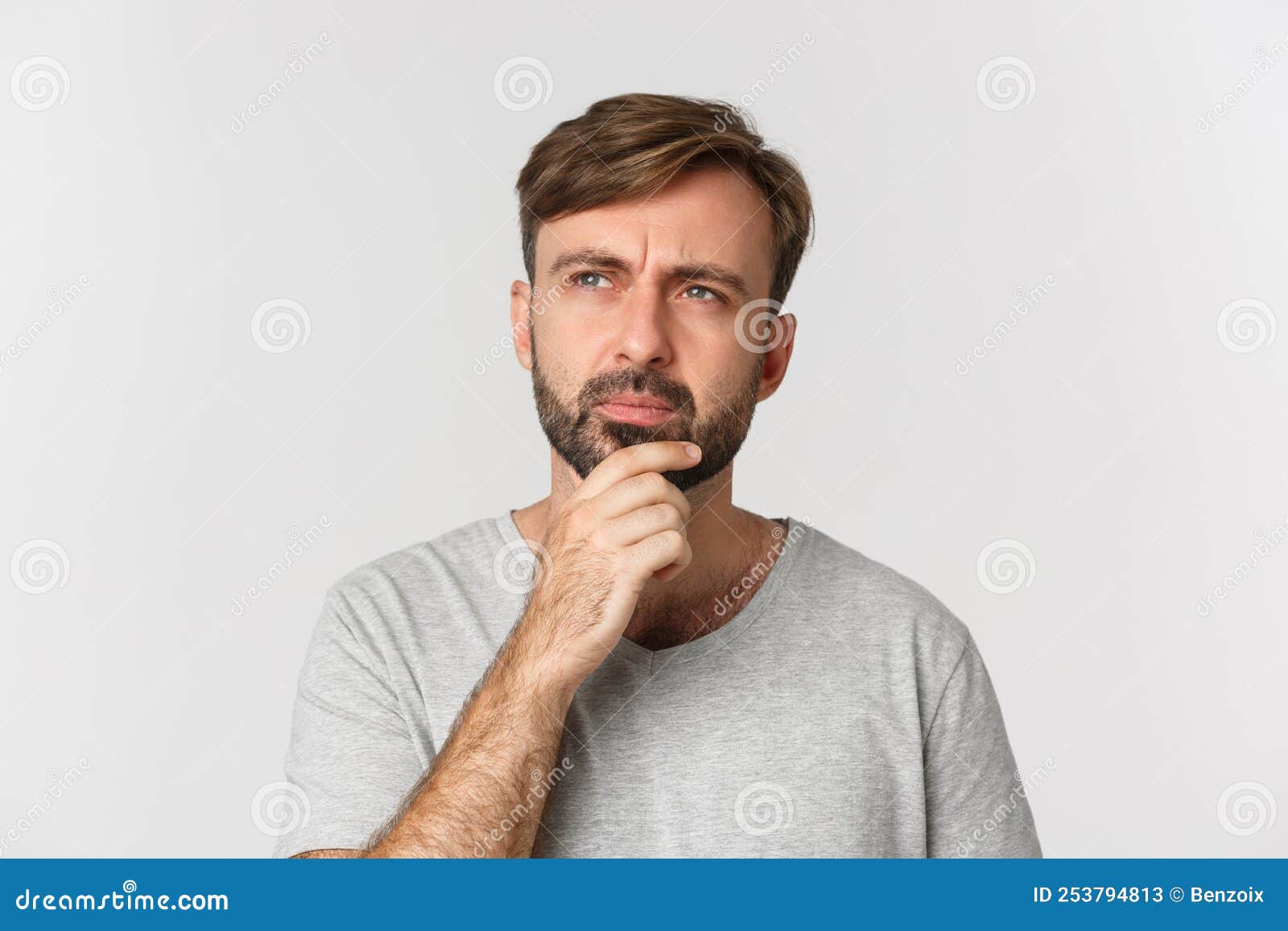 El Cierre De Un Hombre Serio Y Reflexivo Con Barba Pensando Y Mirando a ... El Cierre De Un Hombre Serio Y Reflexivo Con Barba Pensando Y Mirando a ...