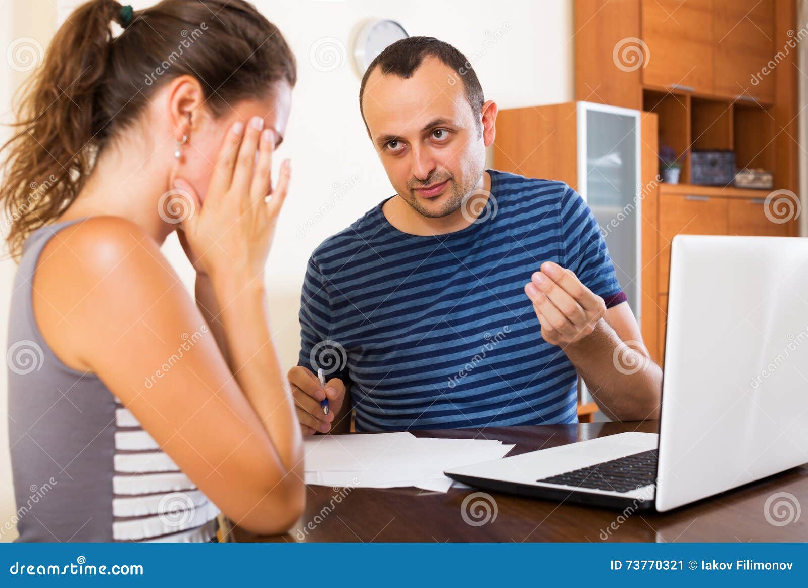 El Cliente Descontento Se Queja Al Agente Imagen de archivo - Imagen de ...