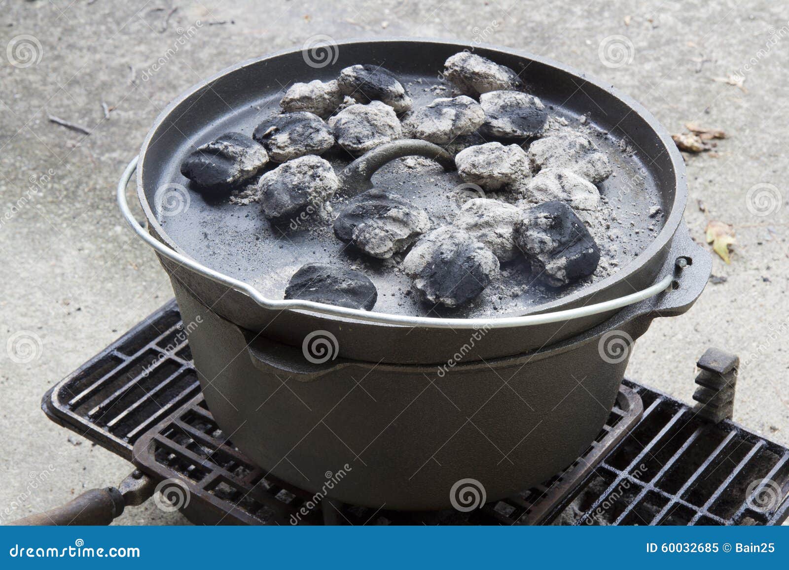El Cocinar Con Una Cacerola Del Arrabio Imagen de archivo - Imagen de ...