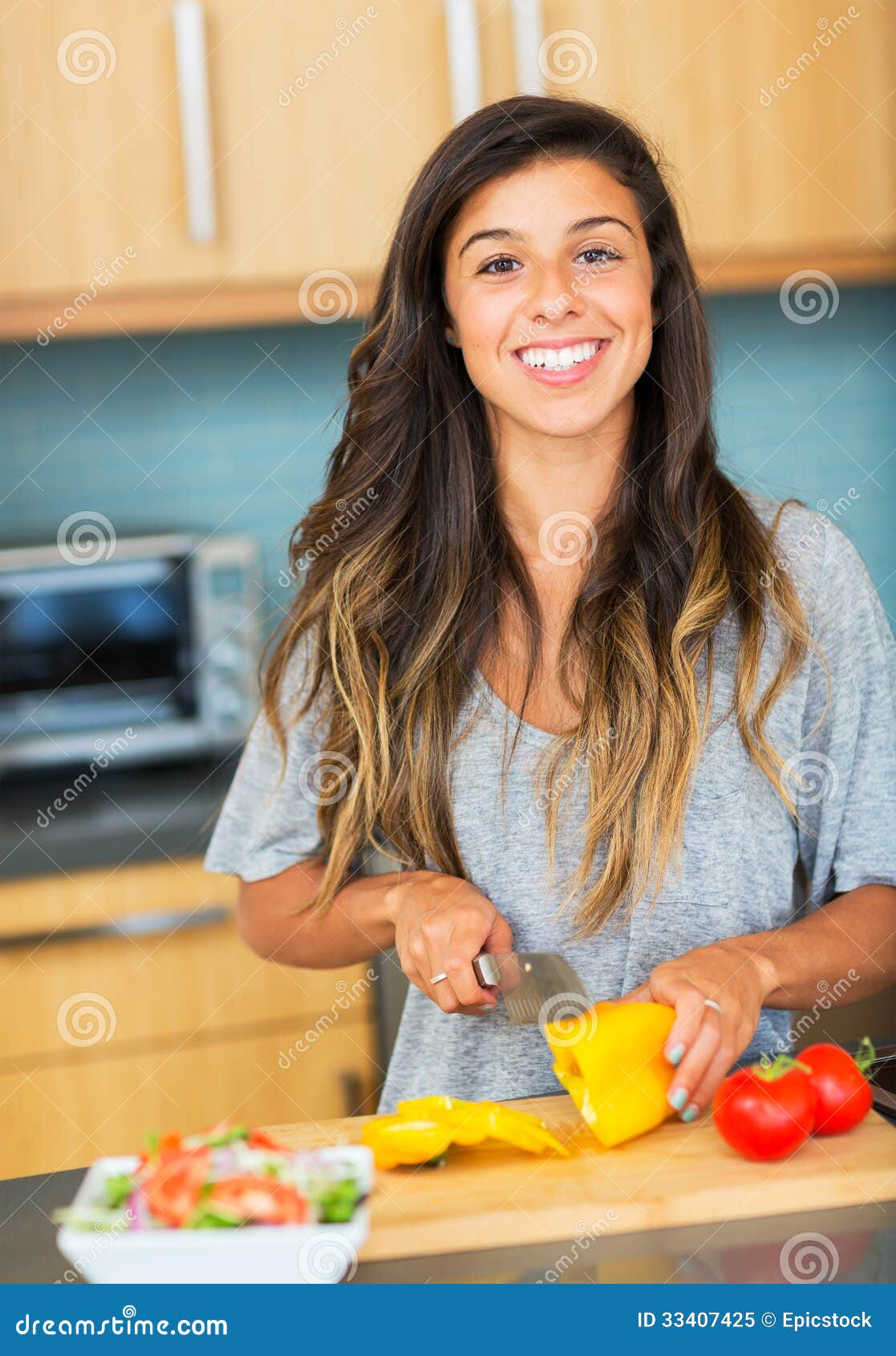 El Cocinar De La Mujer Joven. Comida Sana Imagen de archivo - Imagen de ...