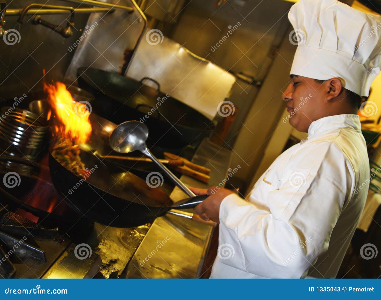 El cocinar del cocinero imagen de archivo. Imagen de cocinero - 1335043