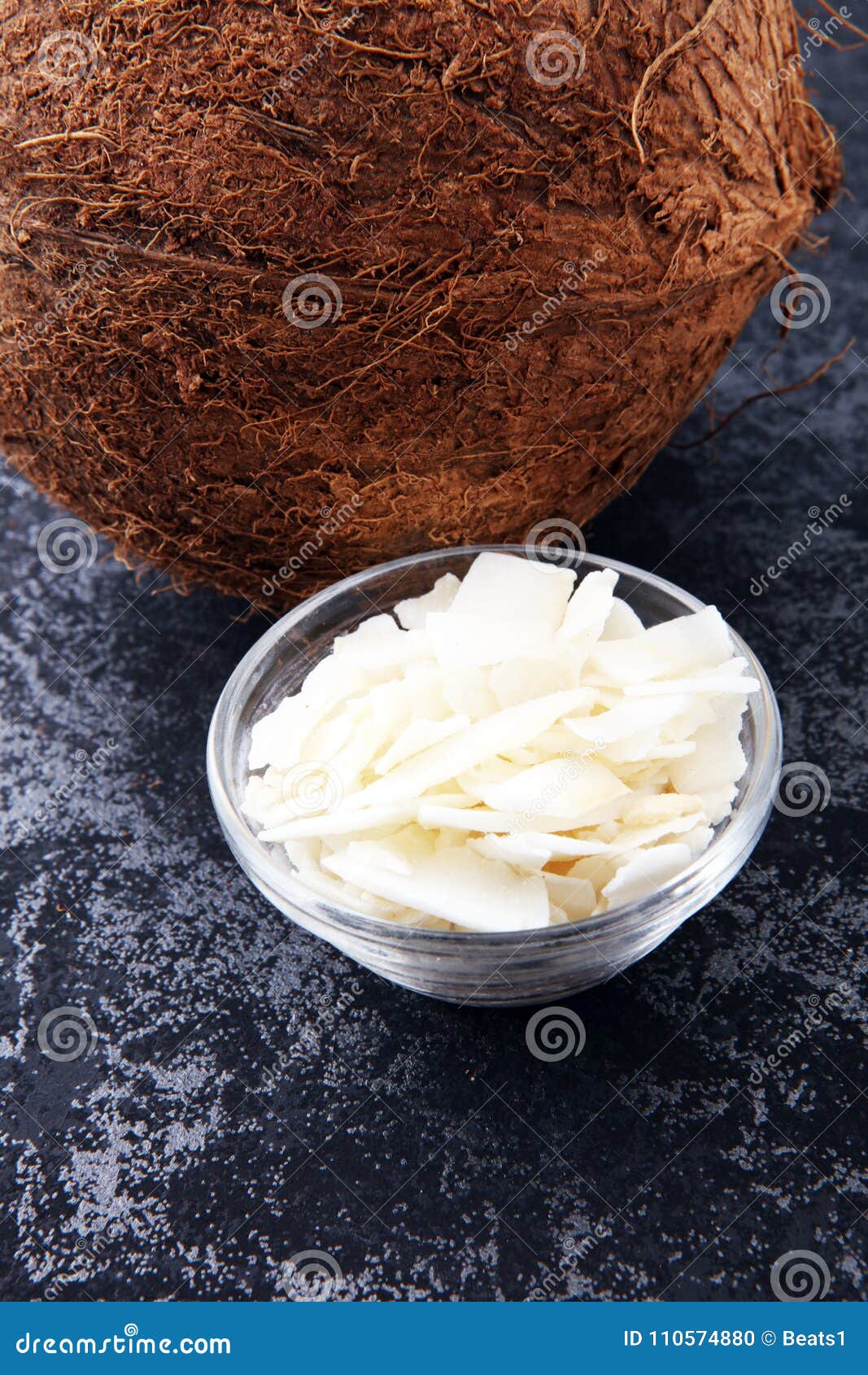 El Coco Forma Escamas Con El Coco Entero Concepto Tropical De La Comida ...