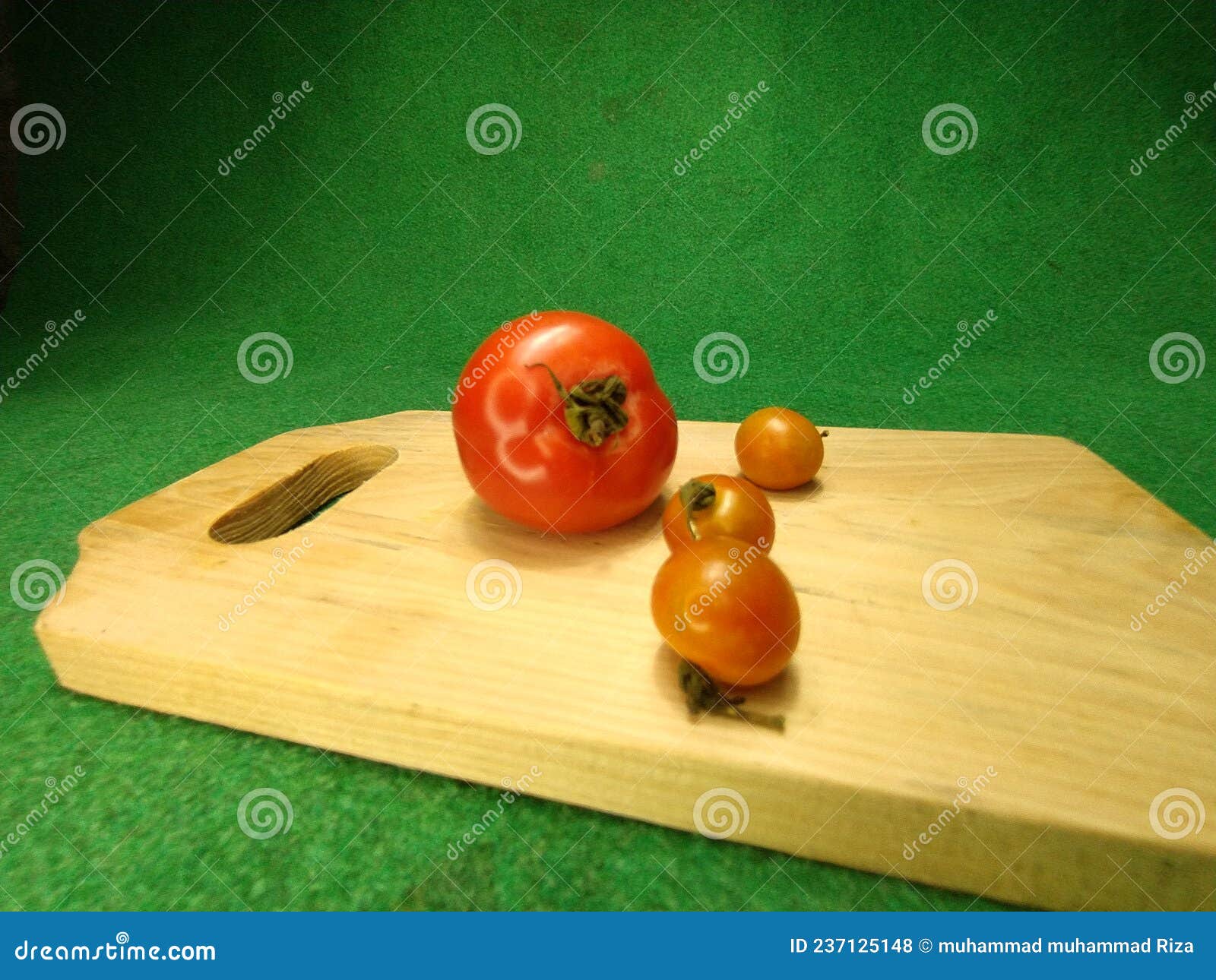 El color rojo del tomate foto de archivo. Imagen de verde - 237125148