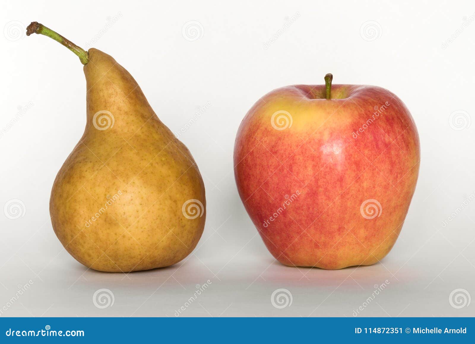 El Comparar Y Manzana Y Una Pera Imagen de archivo - Imagen de color ...