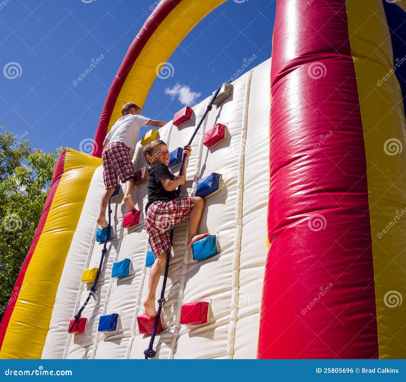 El Competir Con De Dos Muchachos Foto de archivo - Imagen de pared ...