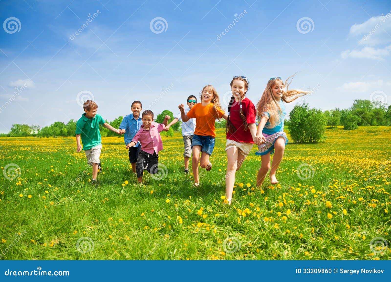 El Competir Con De Los Niños Foto de archivo - Imagen de muchachos ...