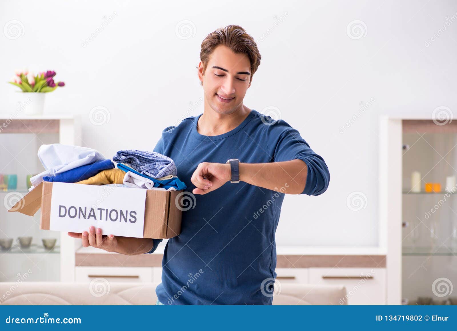 El Concepto De Caridad Con Ropa Donada Foto de archivo - Imagen de ...