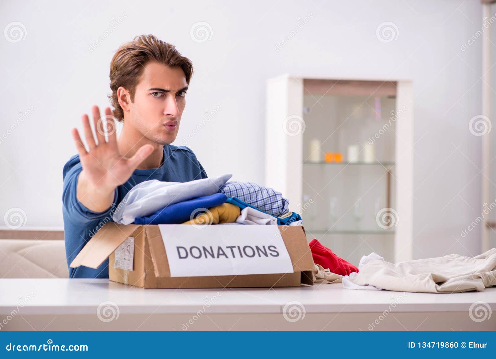 El Concepto De Caridad Con Ropa Donada Foto de archivo - Imagen de ...