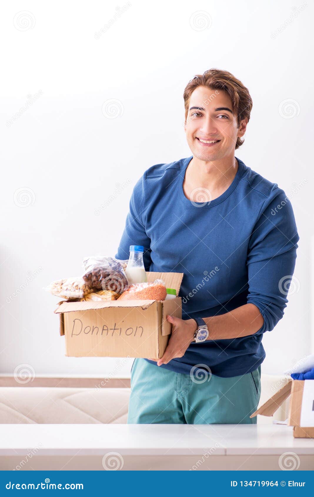 El Concepto De Caridad Con Ropa Donada Foto de archivo - Imagen de ...