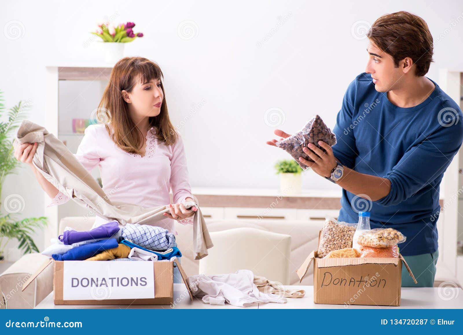 El Concepto De Caridad Con Ropa Donada Imagen de archivo - Imagen de ...