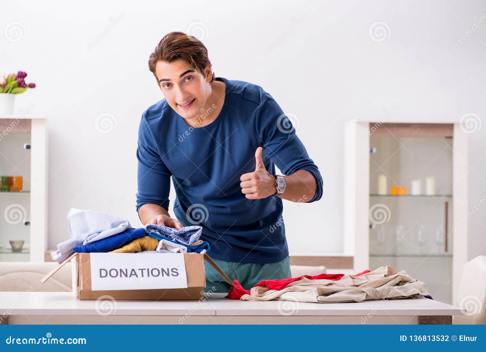 El Concepto De Caridad Con Ropa Donada Foto de archivo - Imagen de ...