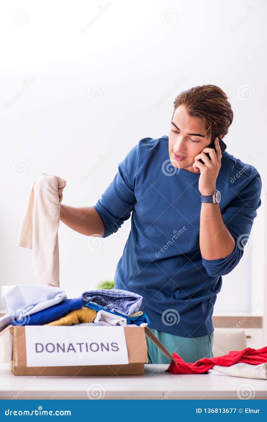 El Concepto De Caridad Con Ropa Donada Imagen de archivo - Imagen de ...