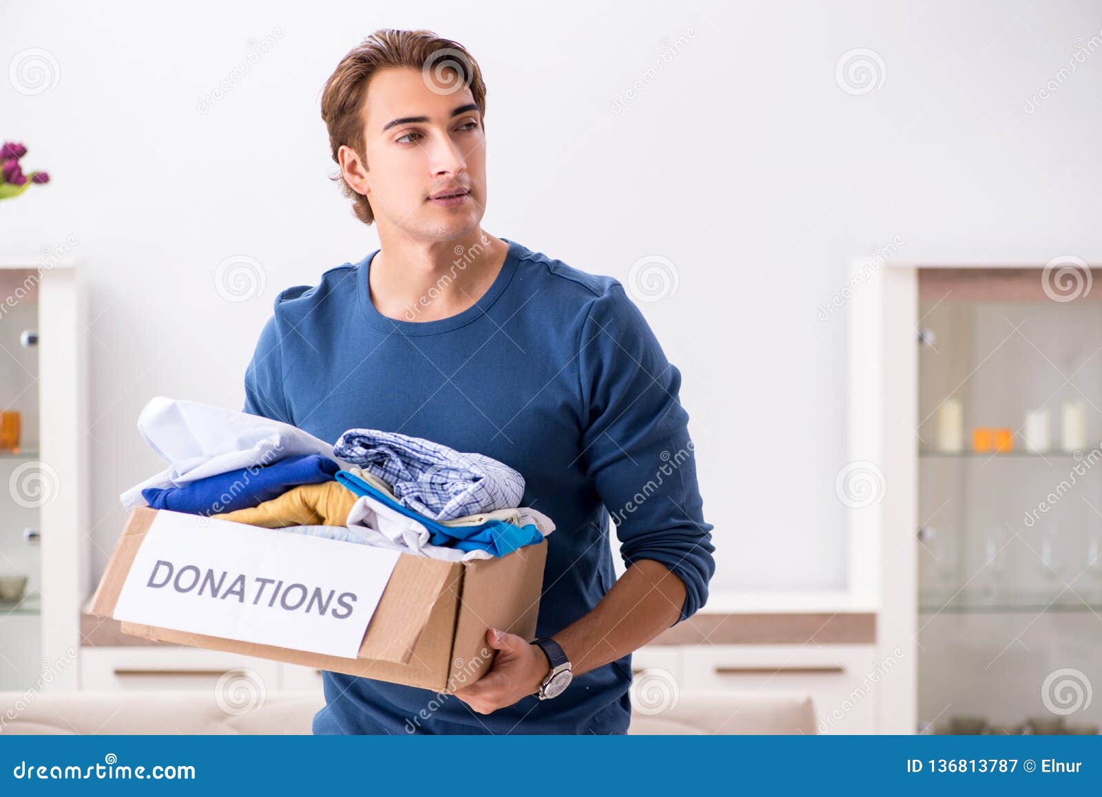 El Concepto De Caridad Con Ropa Donada Imagen de archivo - Imagen de ...