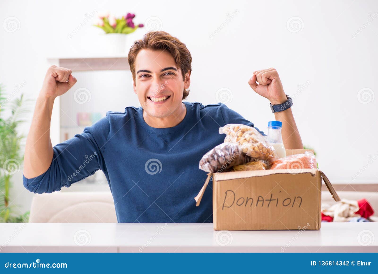 El Concepto De Caridad Con Ropa Donada Foto de archivo - Imagen de ...