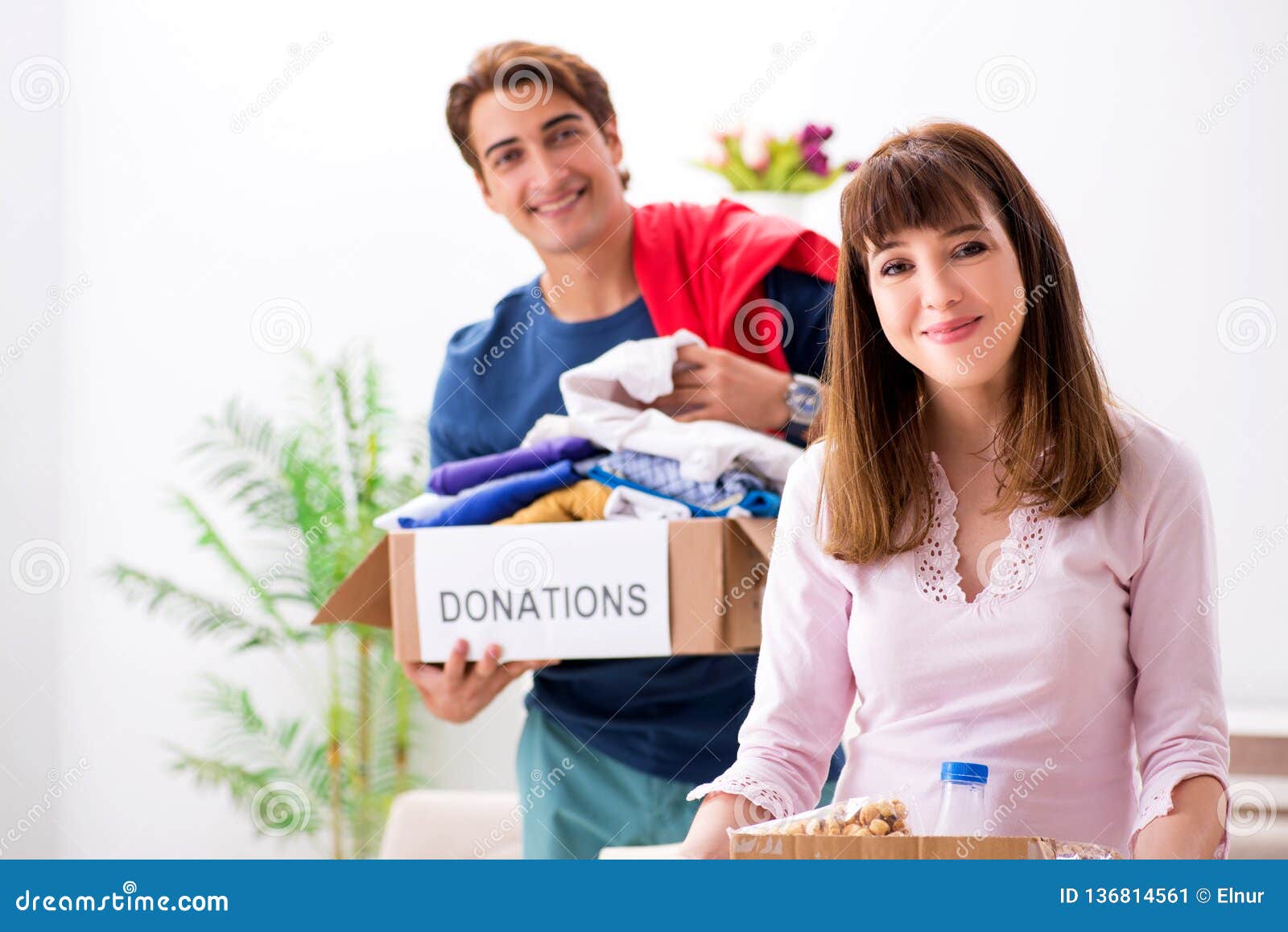 El Concepto De Caridad Con Ropa Donada Imagen de archivo - Imagen de ...