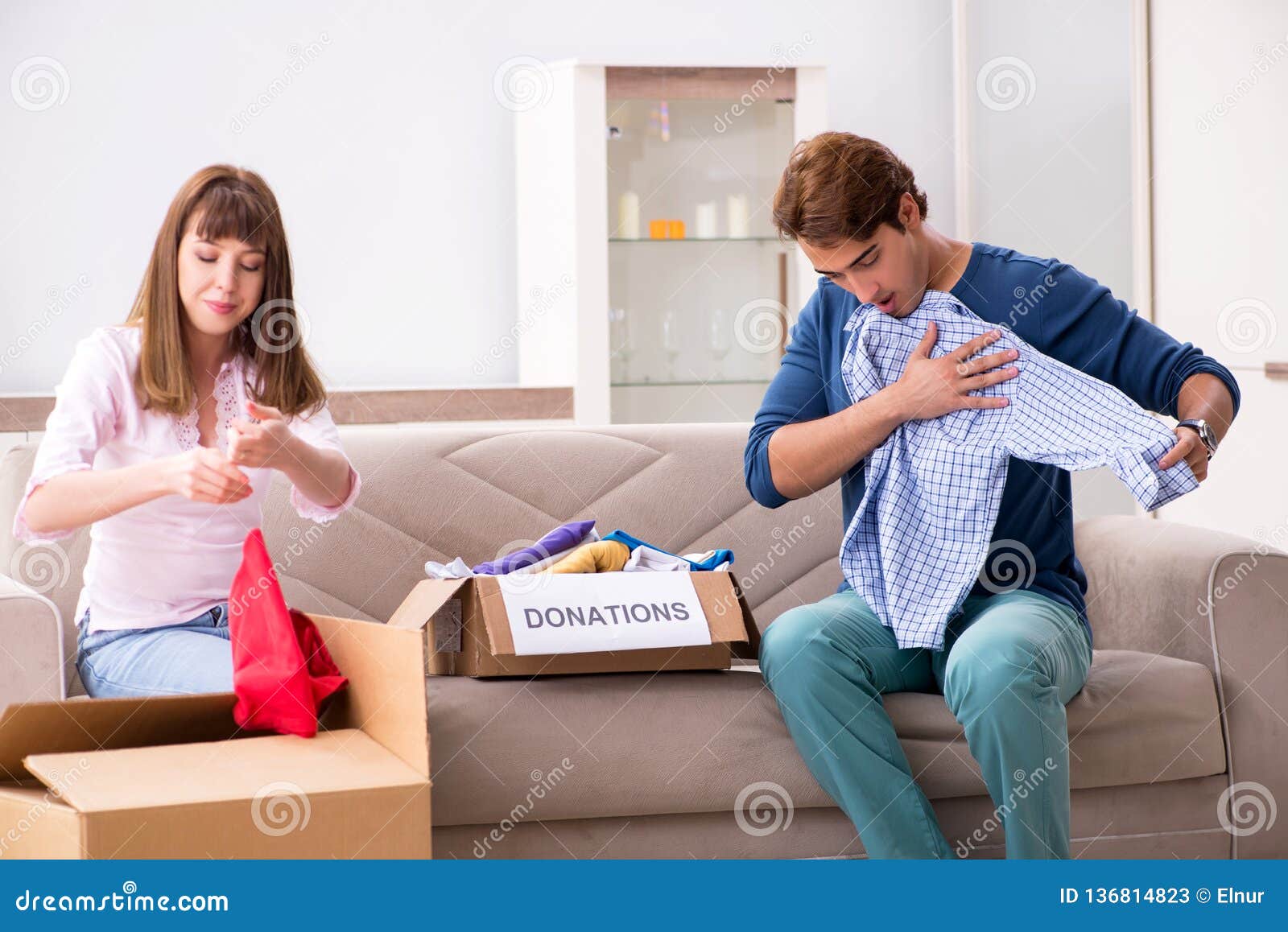 El Concepto De Caridad Con Ropa Donada Imagen de archivo - Imagen de ...