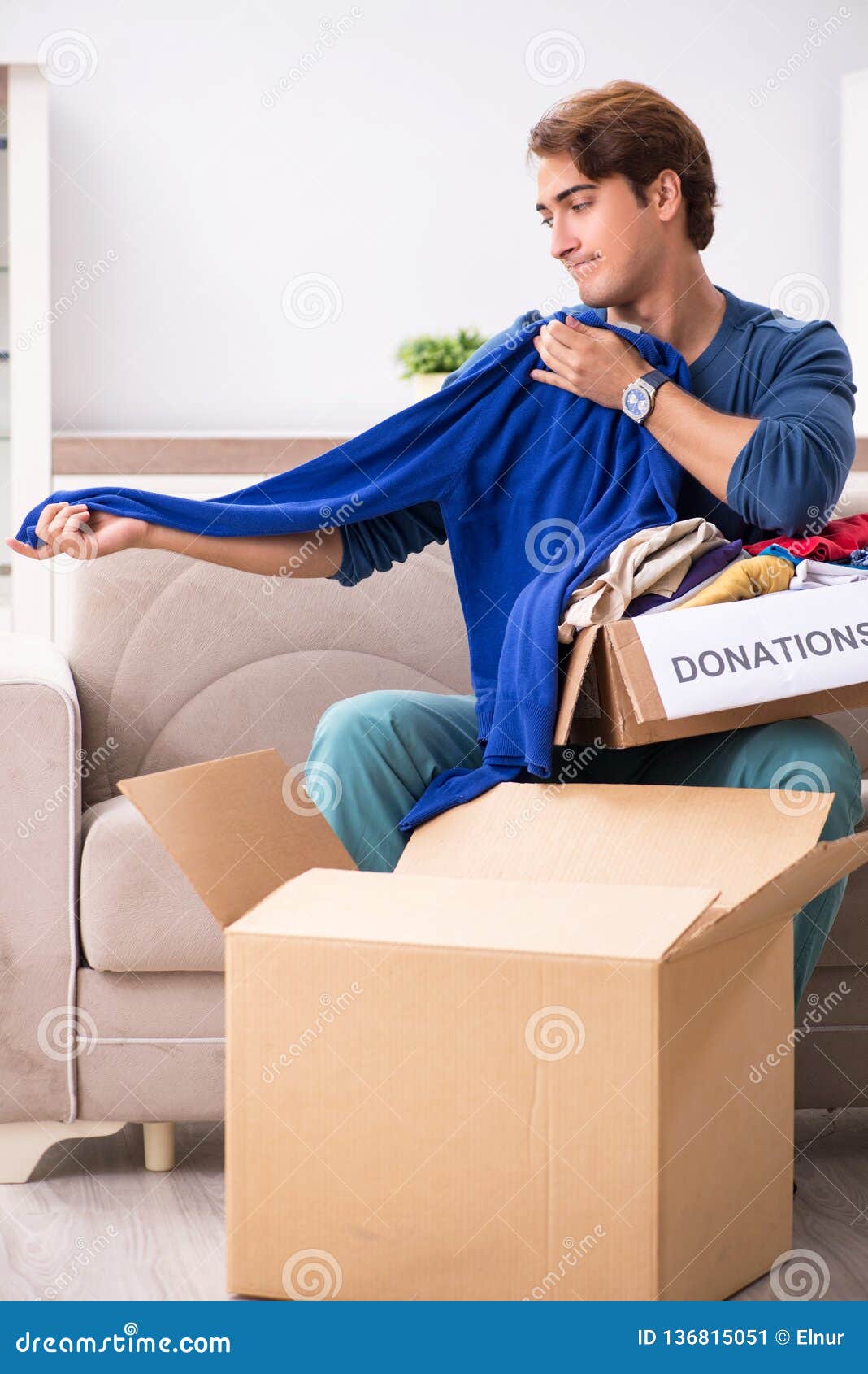 El Concepto De Caridad Con Ropa Donada Imagen de archivo - Imagen de ...