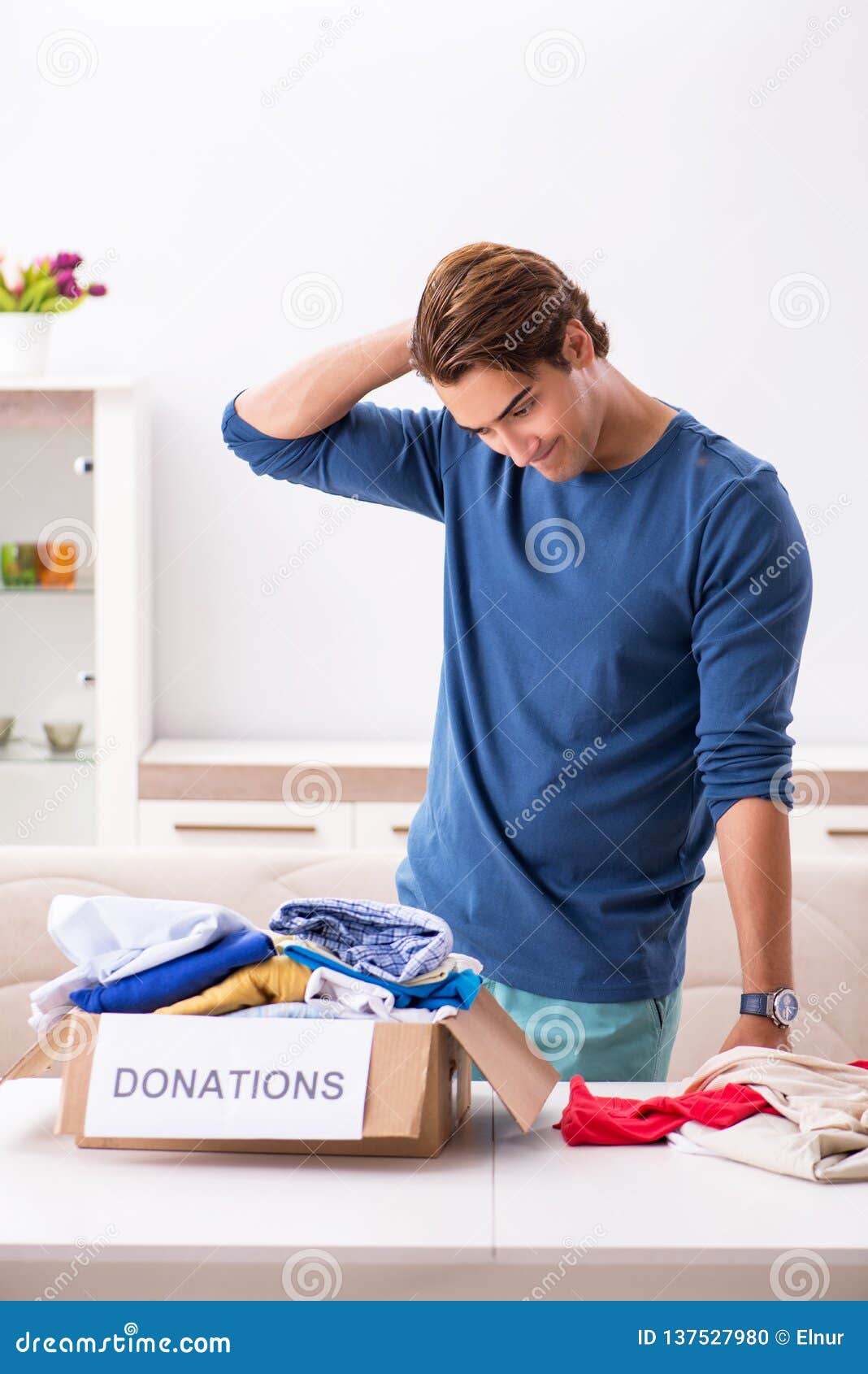 El Concepto De Caridad Con Ropa Donada Foto de archivo - Imagen de ...