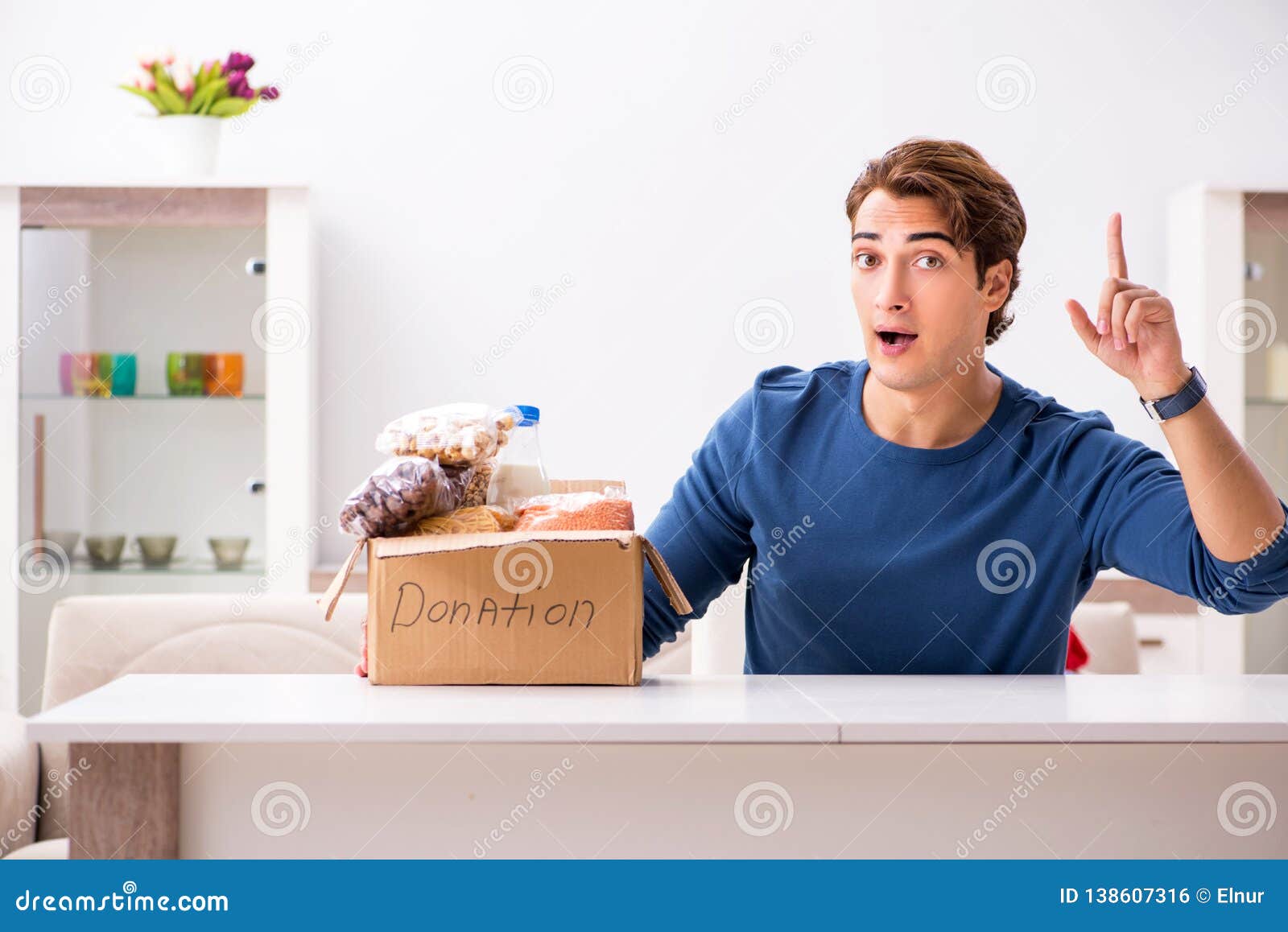 El Concepto De Caridad Con Ropa Donada Foto de archivo - Imagen de ...