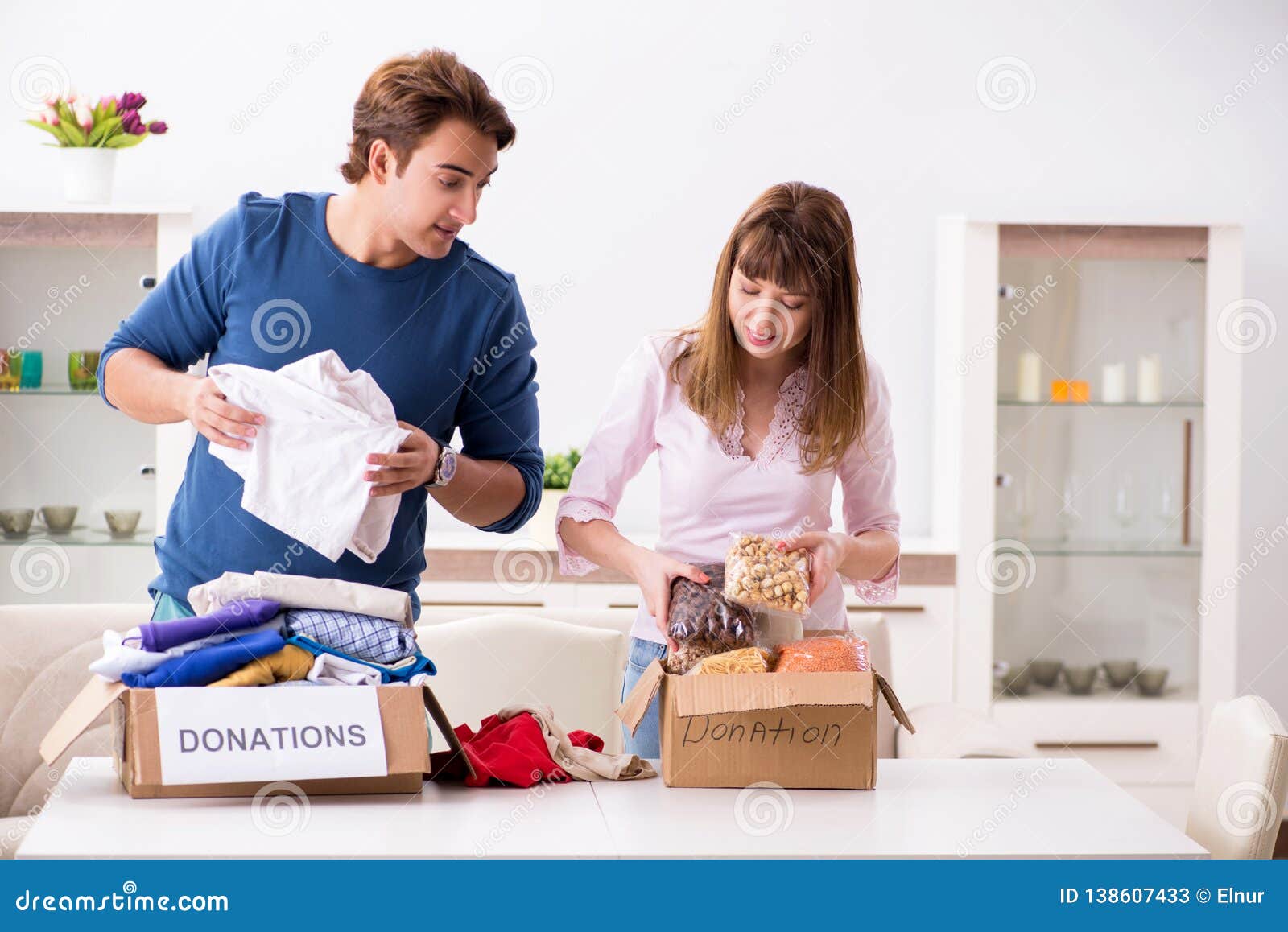 El Concepto De Caridad Con Ropa Donada Imagen de archivo - Imagen de ...