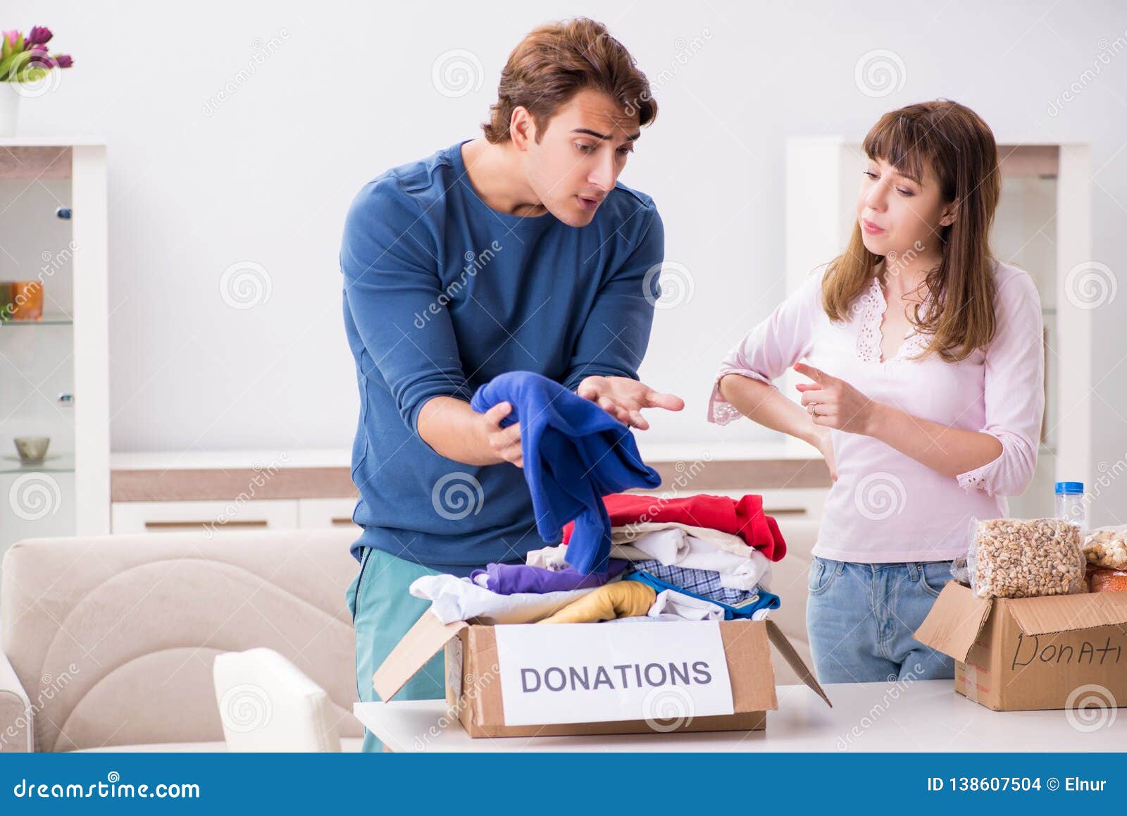 El Concepto De Caridad Con Ropa Donada Foto de archivo - Imagen de ...