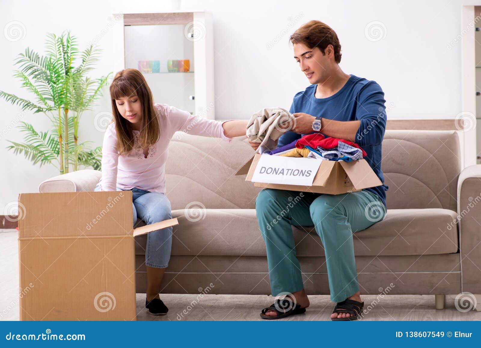 El Concepto De Caridad Con Ropa Donada Imagen de archivo - Imagen de ...