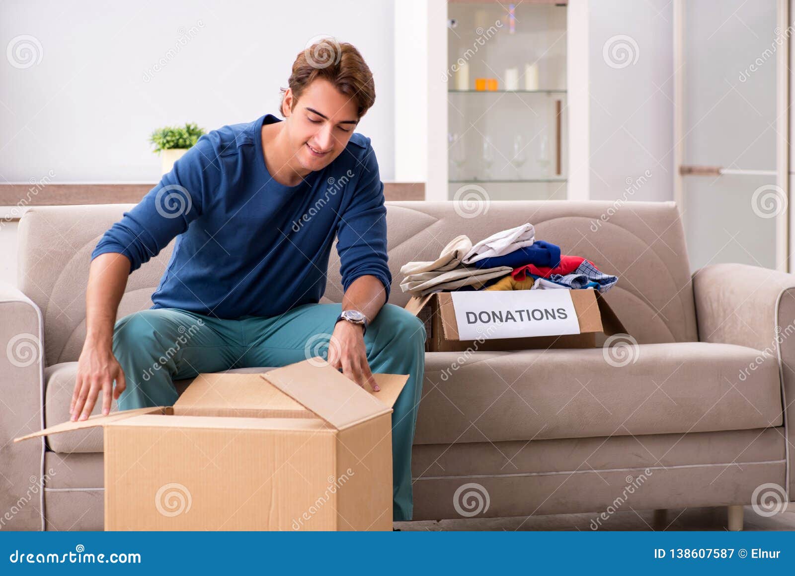 El Concepto De Caridad Con Ropa Donada Imagen de archivo - Imagen de ...