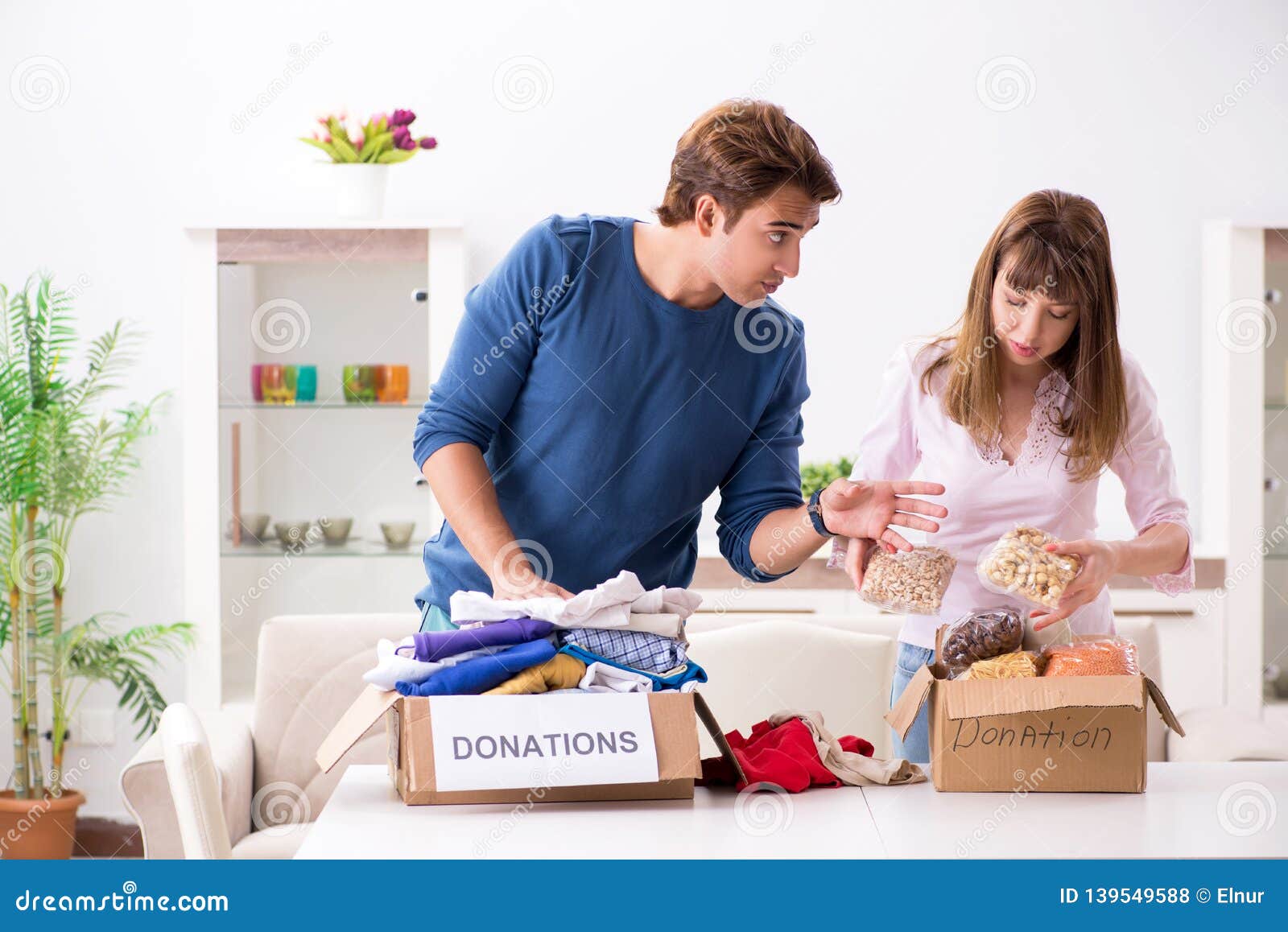 El Concepto De Caridad Con Ropa Donada Foto de archivo - Imagen de ...