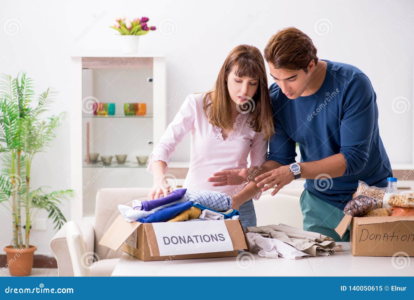 El Concepto De Caridad Con Ropa Donada Imagen de archivo - Imagen de ...