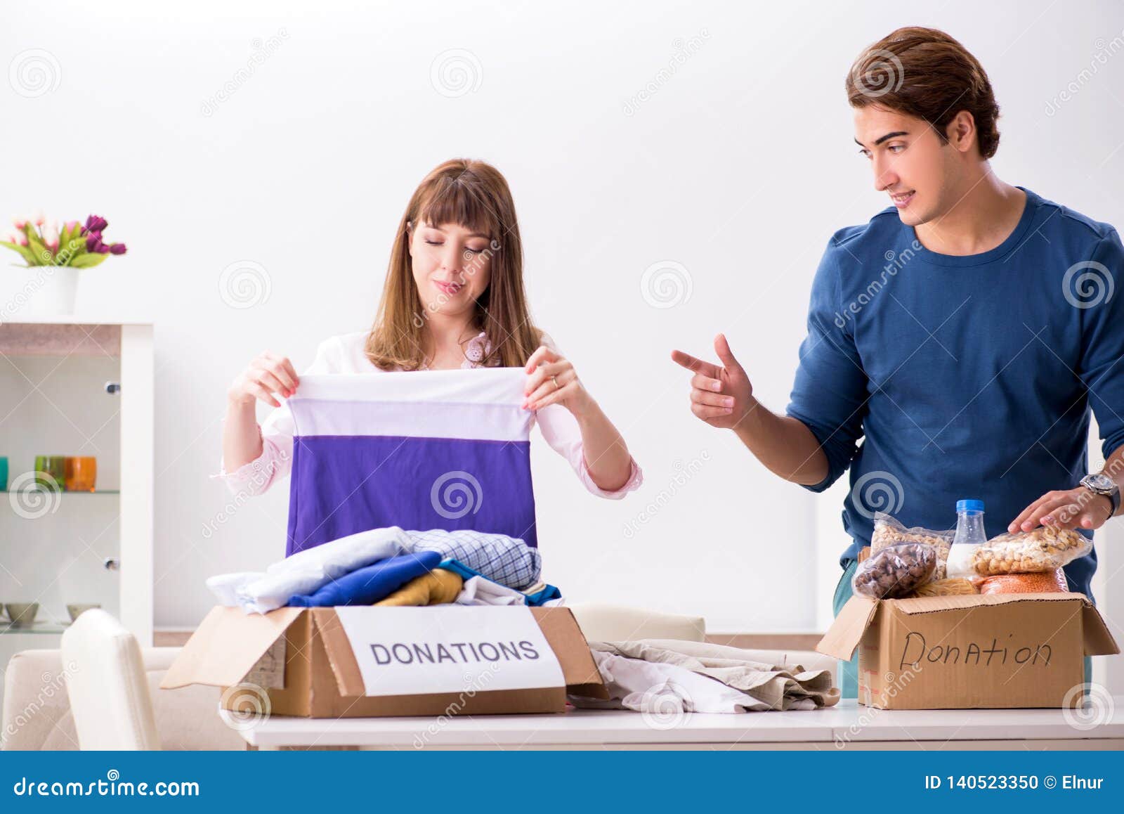 El Concepto De Caridad Con Ropa Donada Foto de archivo - Imagen de ...