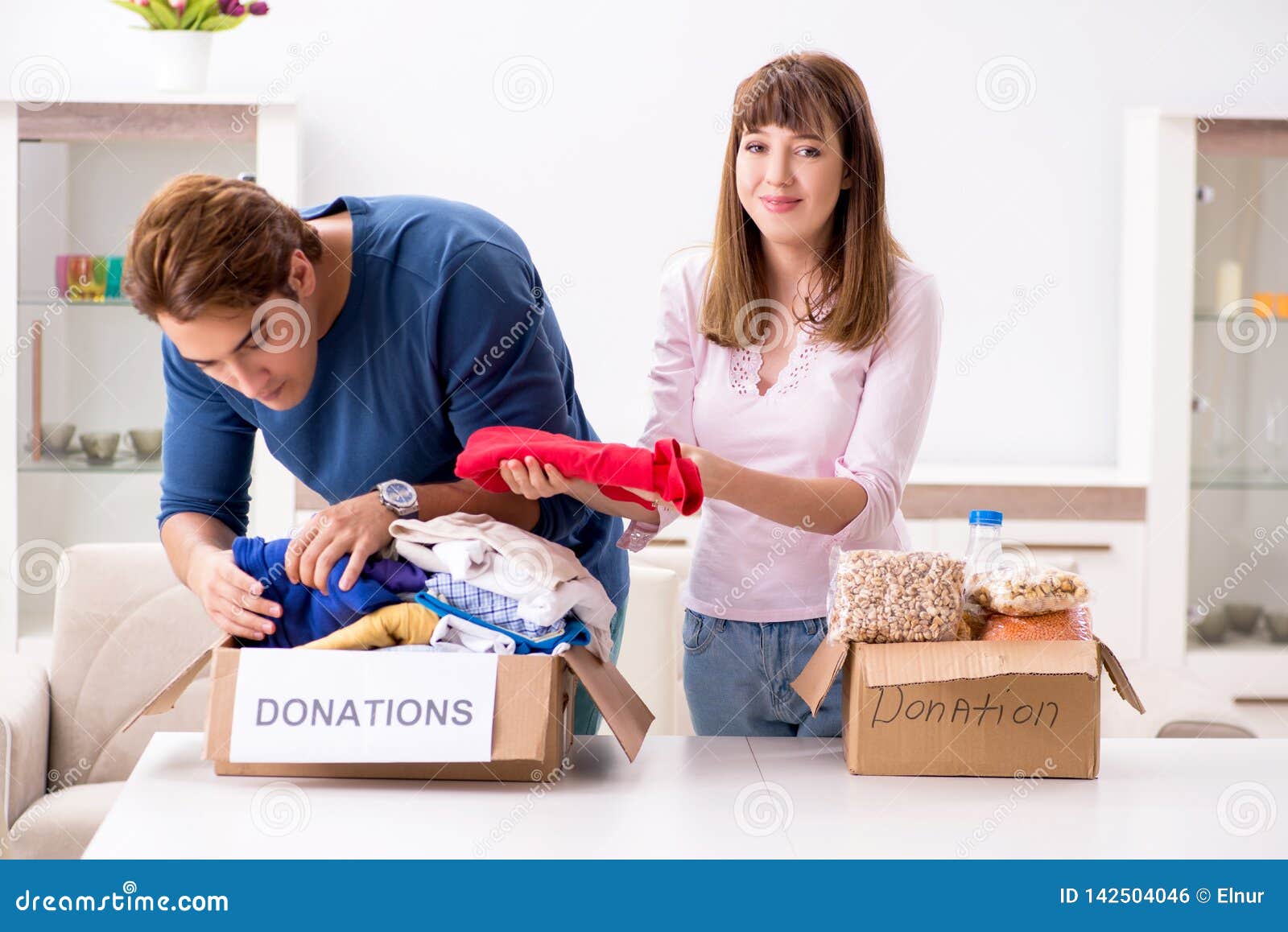 El Concepto De Caridad Con Ropa Donada Foto de archivo - Imagen de ...