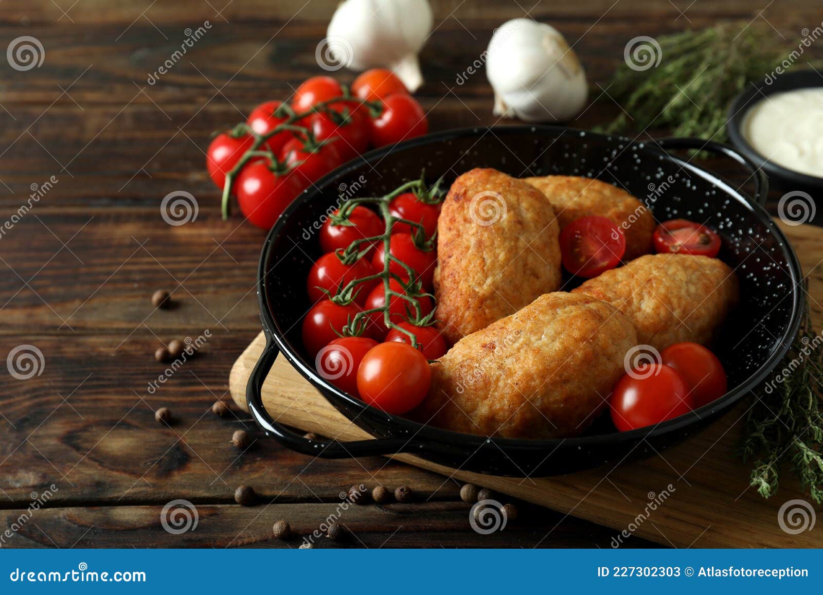 El Concepto De Una Comida Sabrosa Con Chuletas Sobre Una Mesa De Madera ...