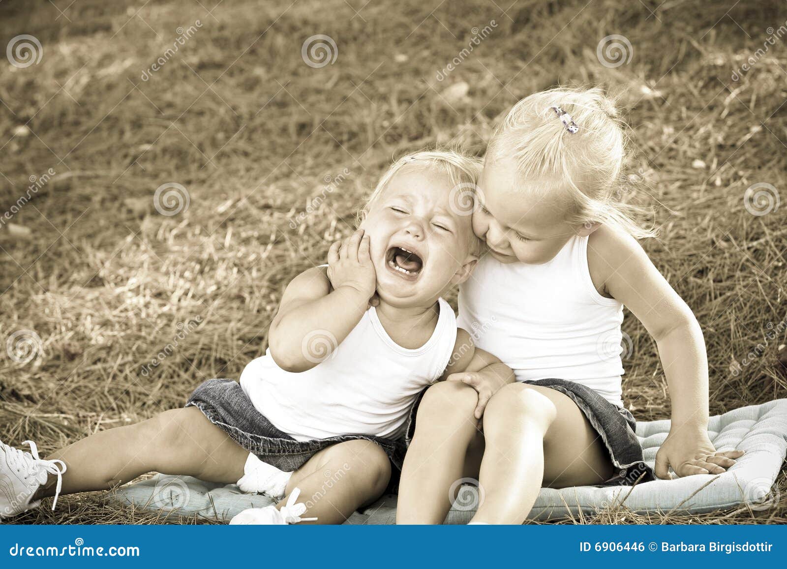 El confortar foto de archivo. Imagen de hermanas, amistad - 6906446