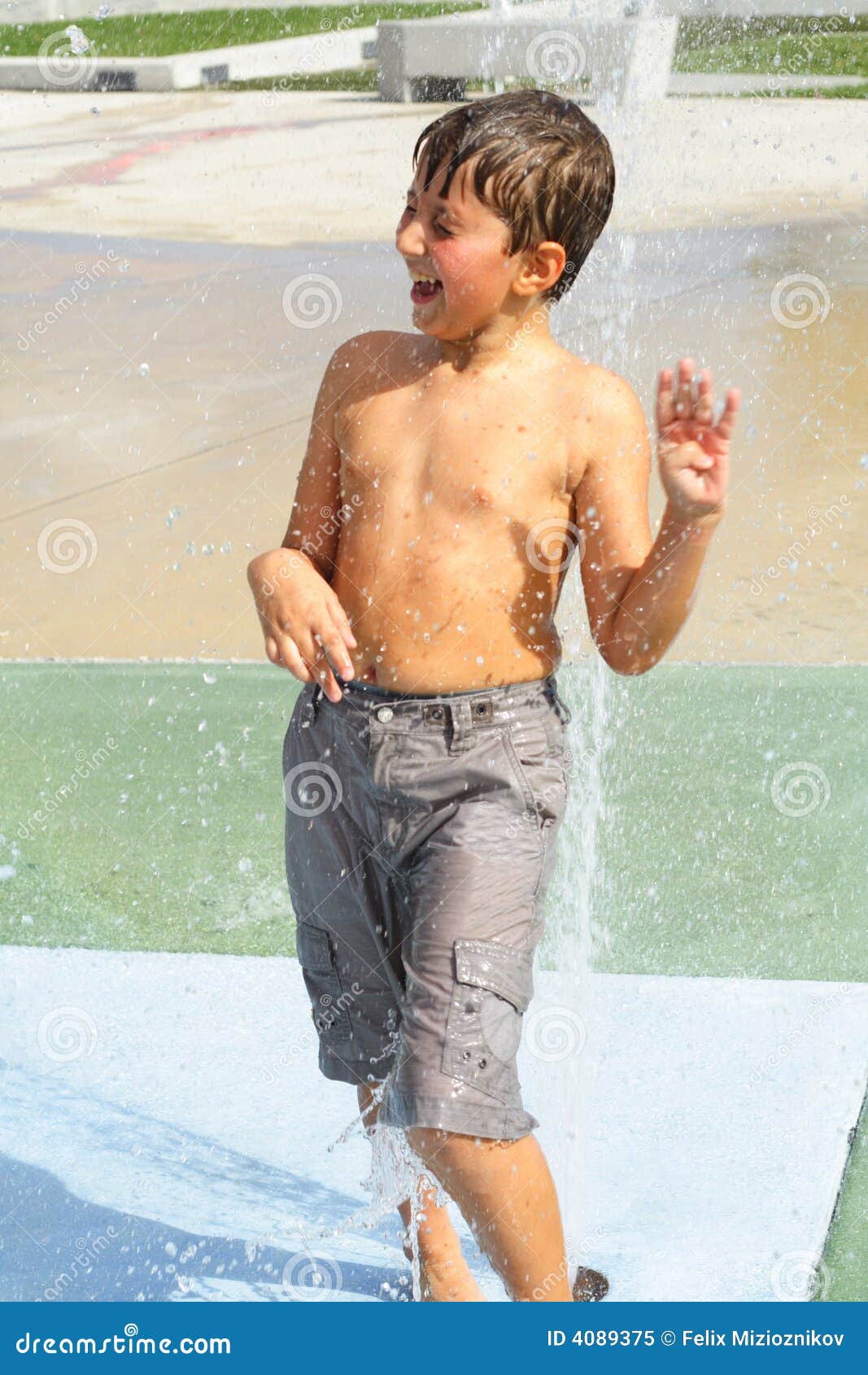 El conseguir mojado imagen de archivo. Imagen de cuadro - 4089375