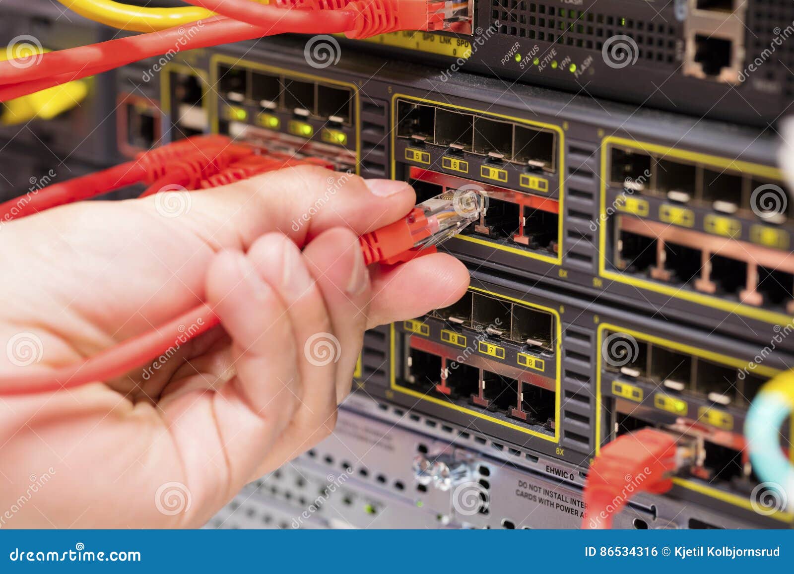 El Consultor De Las TIC Conecta Un Cable De La Red En El Interruptor En ...