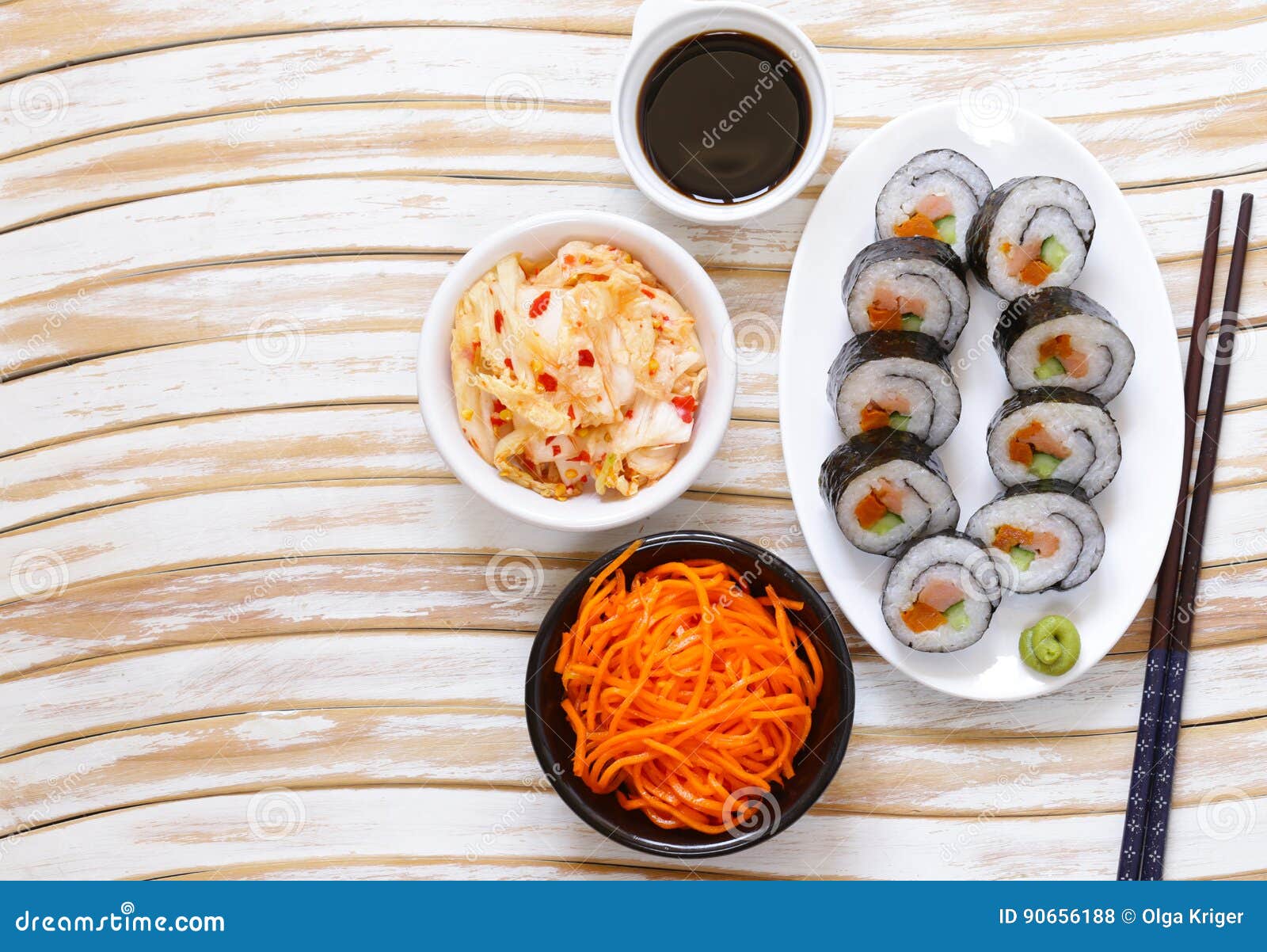 El Coreano Rueda El Kimpab Con La Salsa De Soja Foto de archivo ...