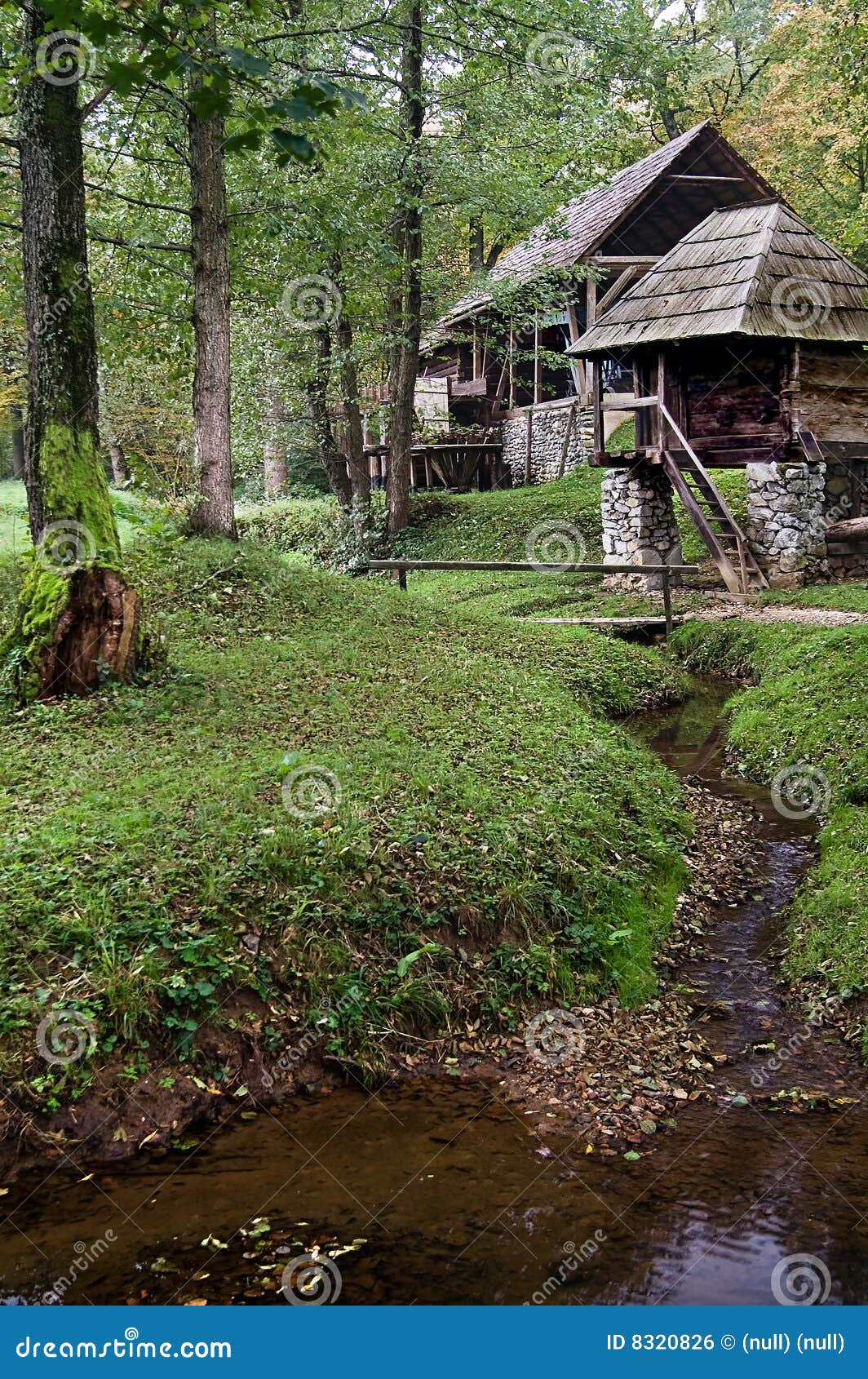 El cotage cerca del río foto de archivo. Imagen de exterior - 8320826