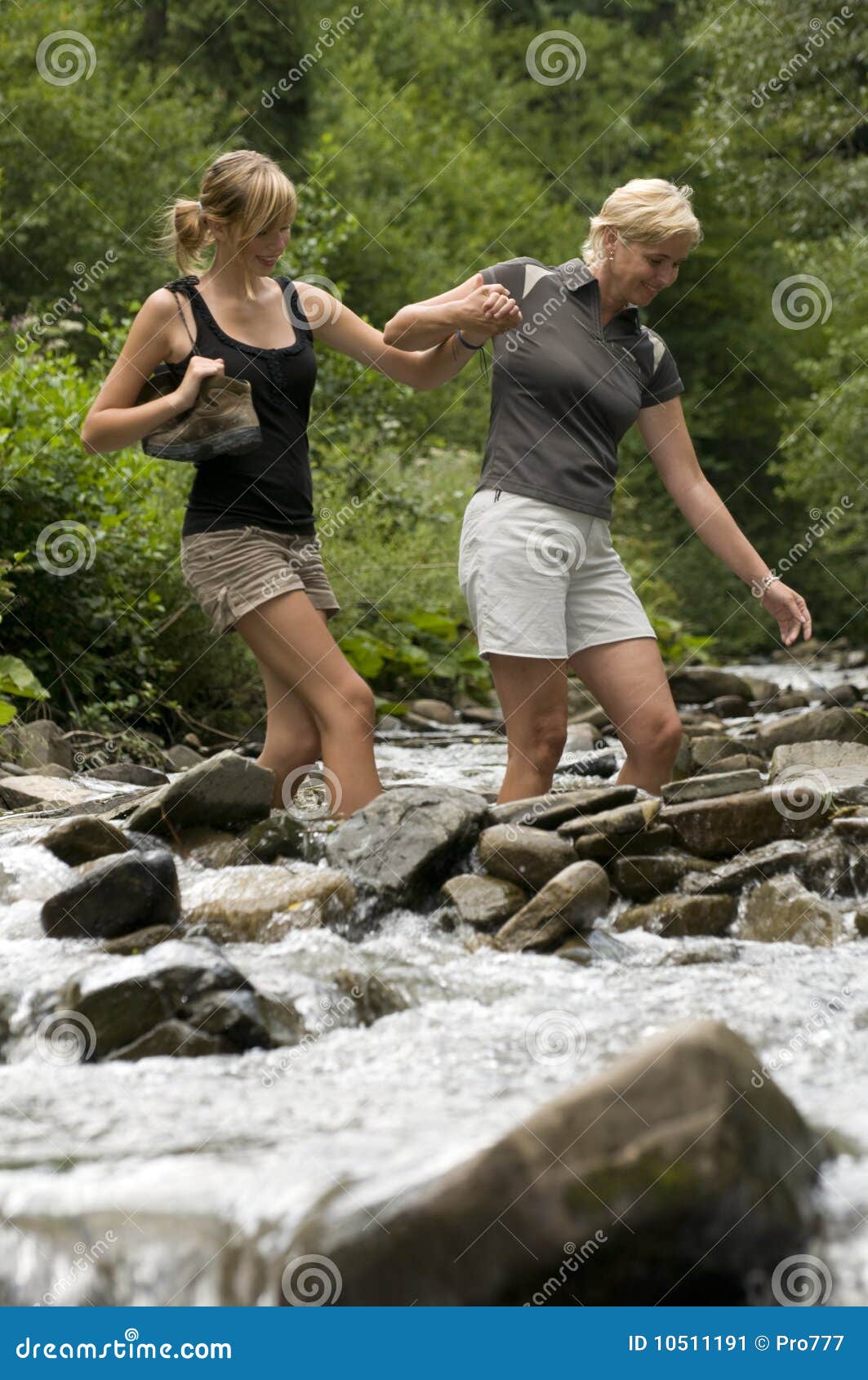 El cruzar a través del río imagen de archivo. Imagen de amigos - 10511191