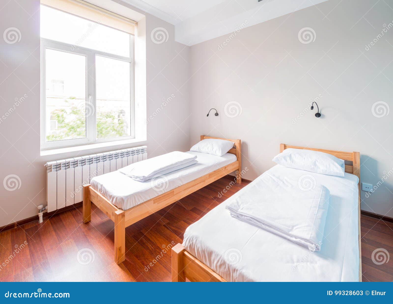 El Cuarto De La Cama Individual En Hotel Imagen de archivo - Imagen de ...