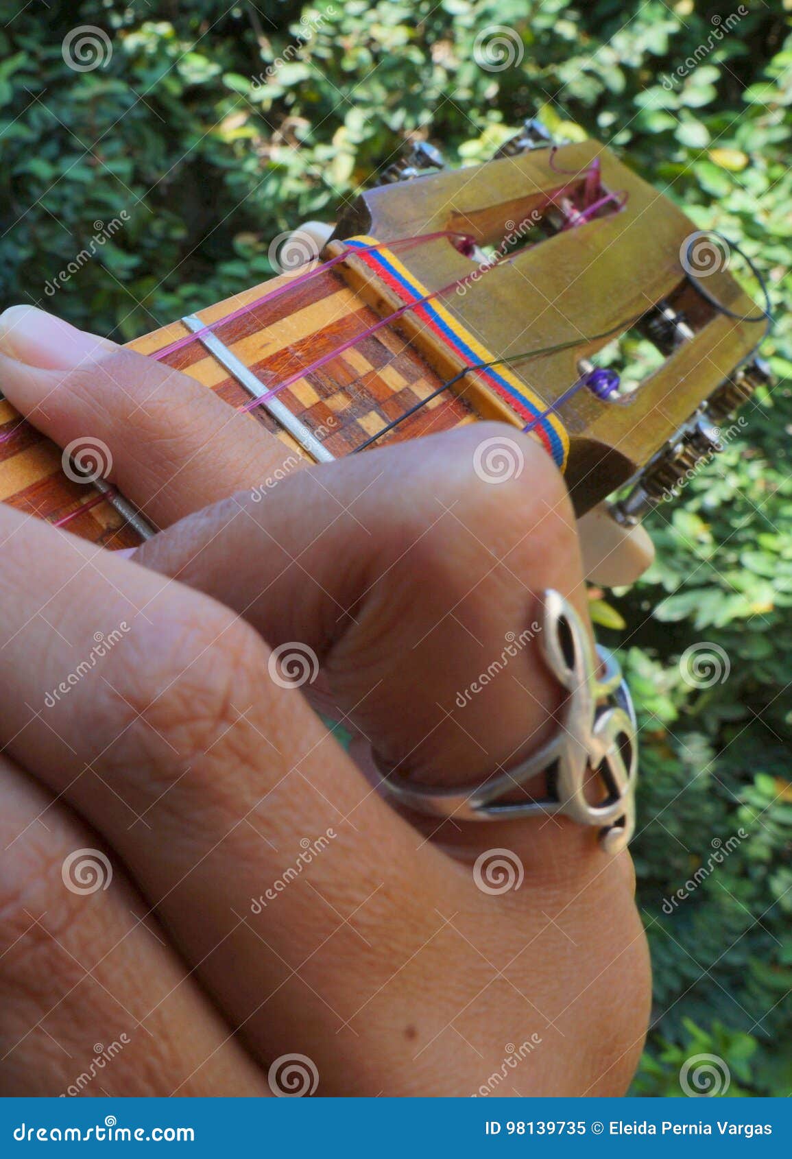 EL Cuatro, Instrumento Musical Venezolano Imagen de archivo - Imagen de ...