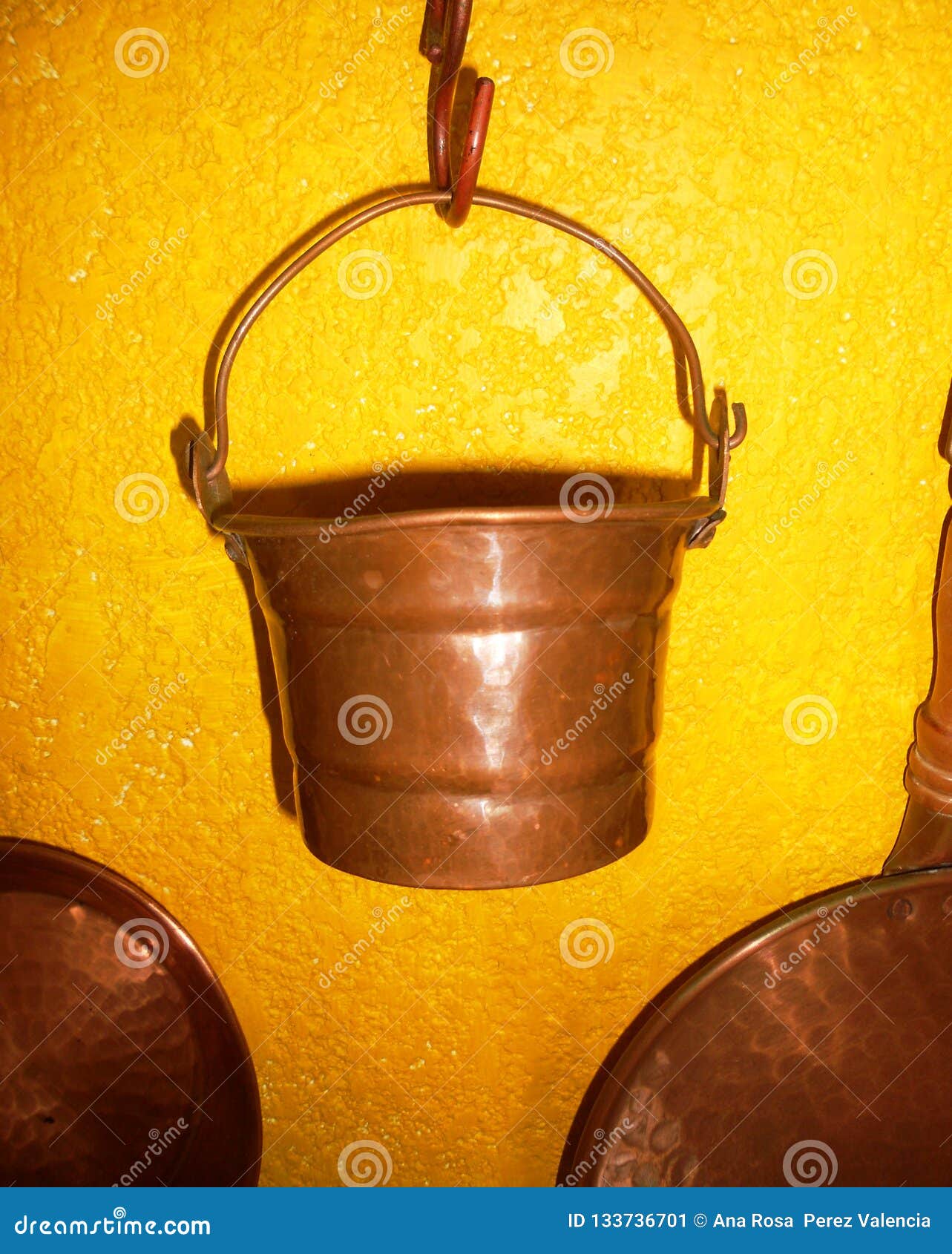 El cubo de cobre imagen de archivo. Imagen de hermoso - 133736701