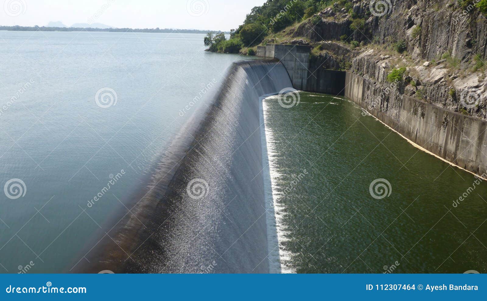 El derramarse de la presa foto de archivo. Imagen de derramamiento ...