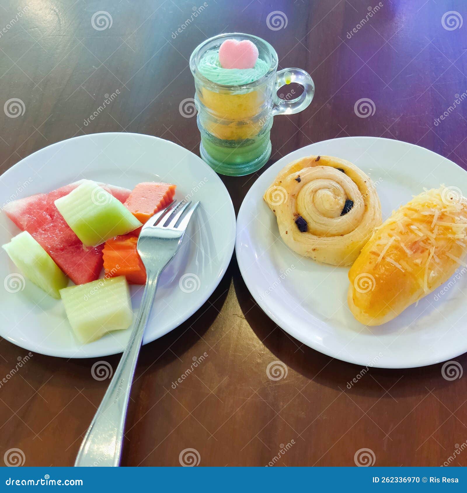 El Desayuno Con Pan Y Fruta Es Saludable Foto de archivo - Imagen de ...