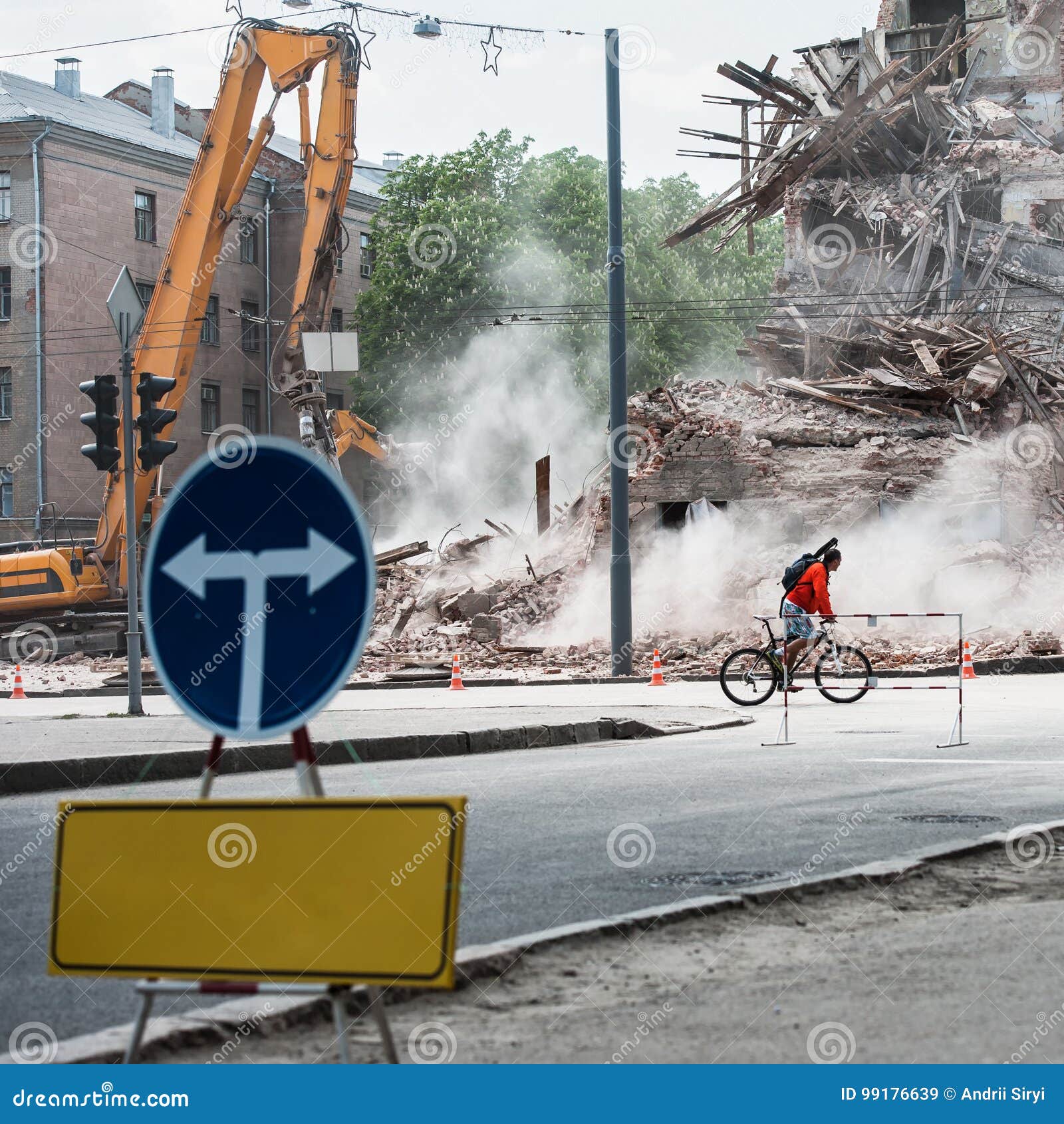 El Desmontar De Edificios Y De Estructuras Imagen de archivo editorial ...