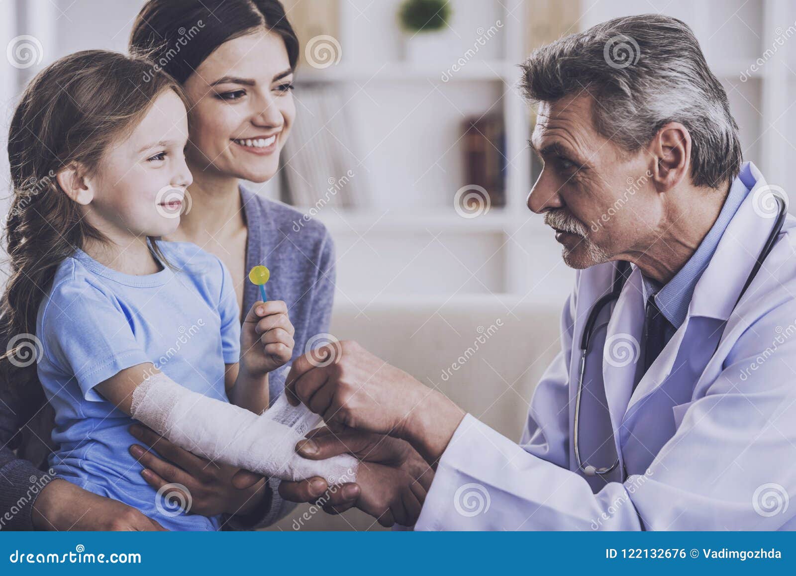 El Doctor Bondadoso Dandages Hand Foto de archivo - Imagen de vendaje ...